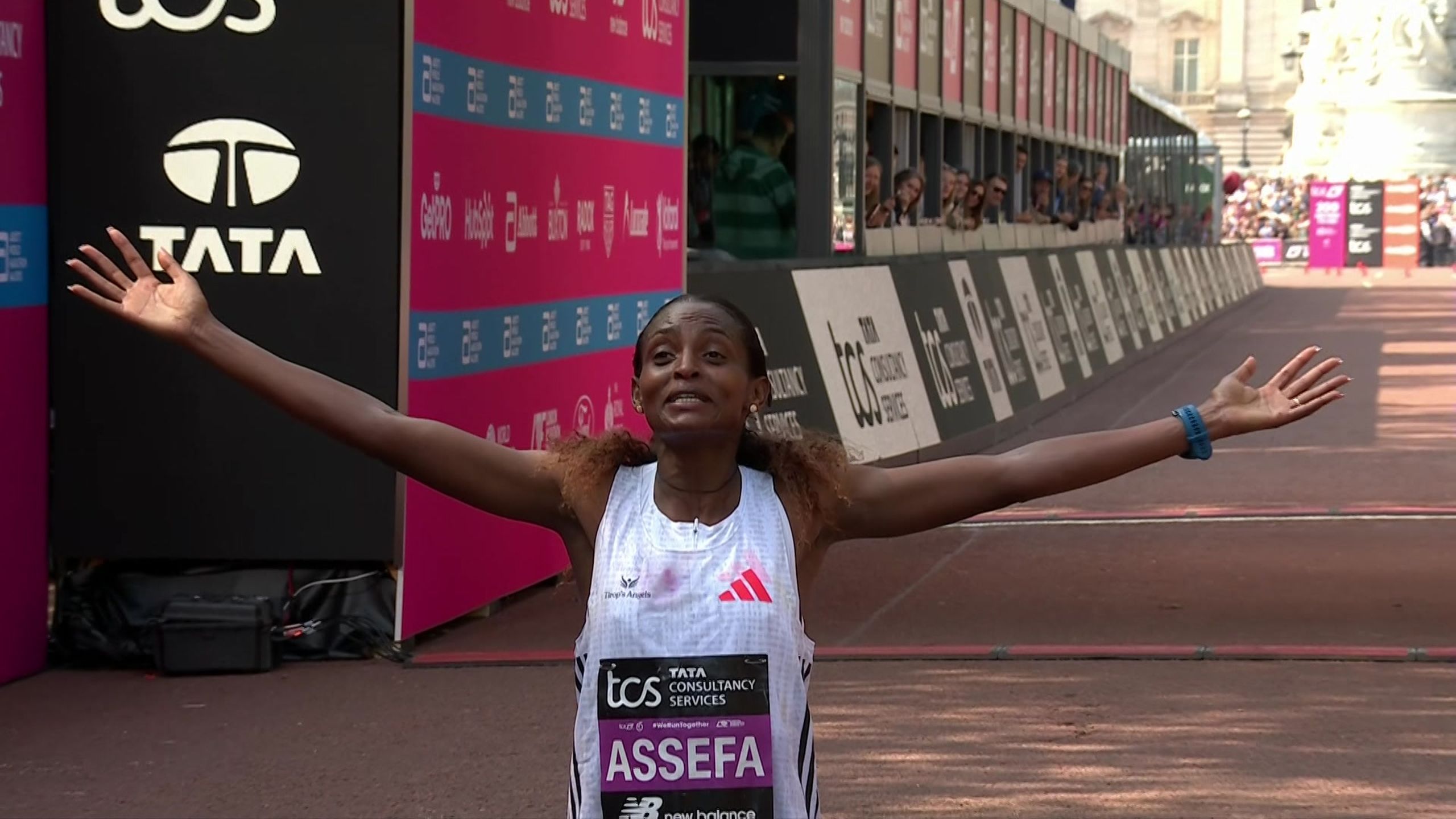 London Marathon: Tigst Assefa stürmt zum Weltrekord für Frauen-Rennen ...