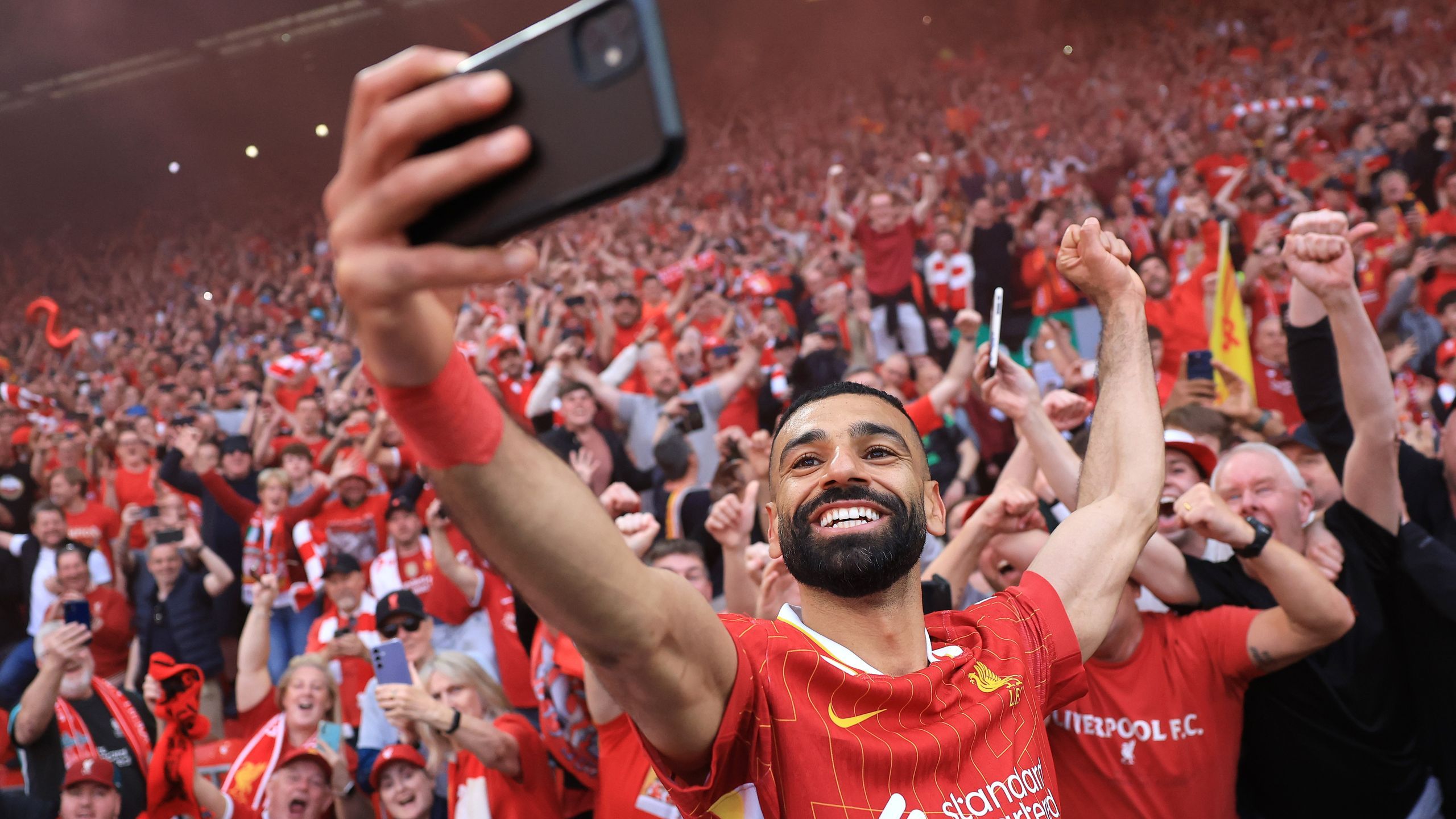 FC Liverpool krönt sich gegen Tottenham Hotspur zum englischen Meister ...