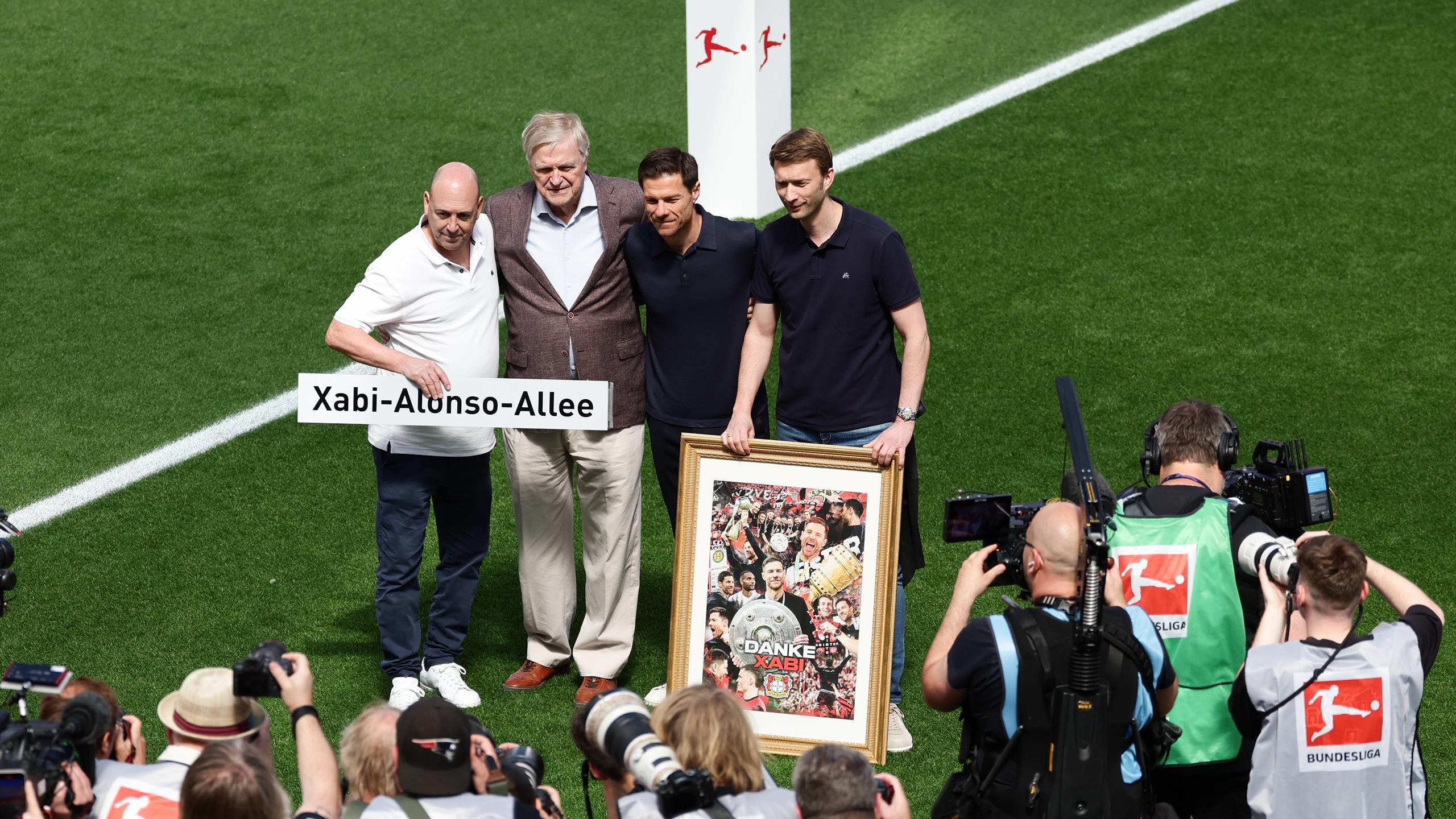 Xabi Alonso bei Bayer 04 Leverkusen emotional verabschiedet: Fans ...
