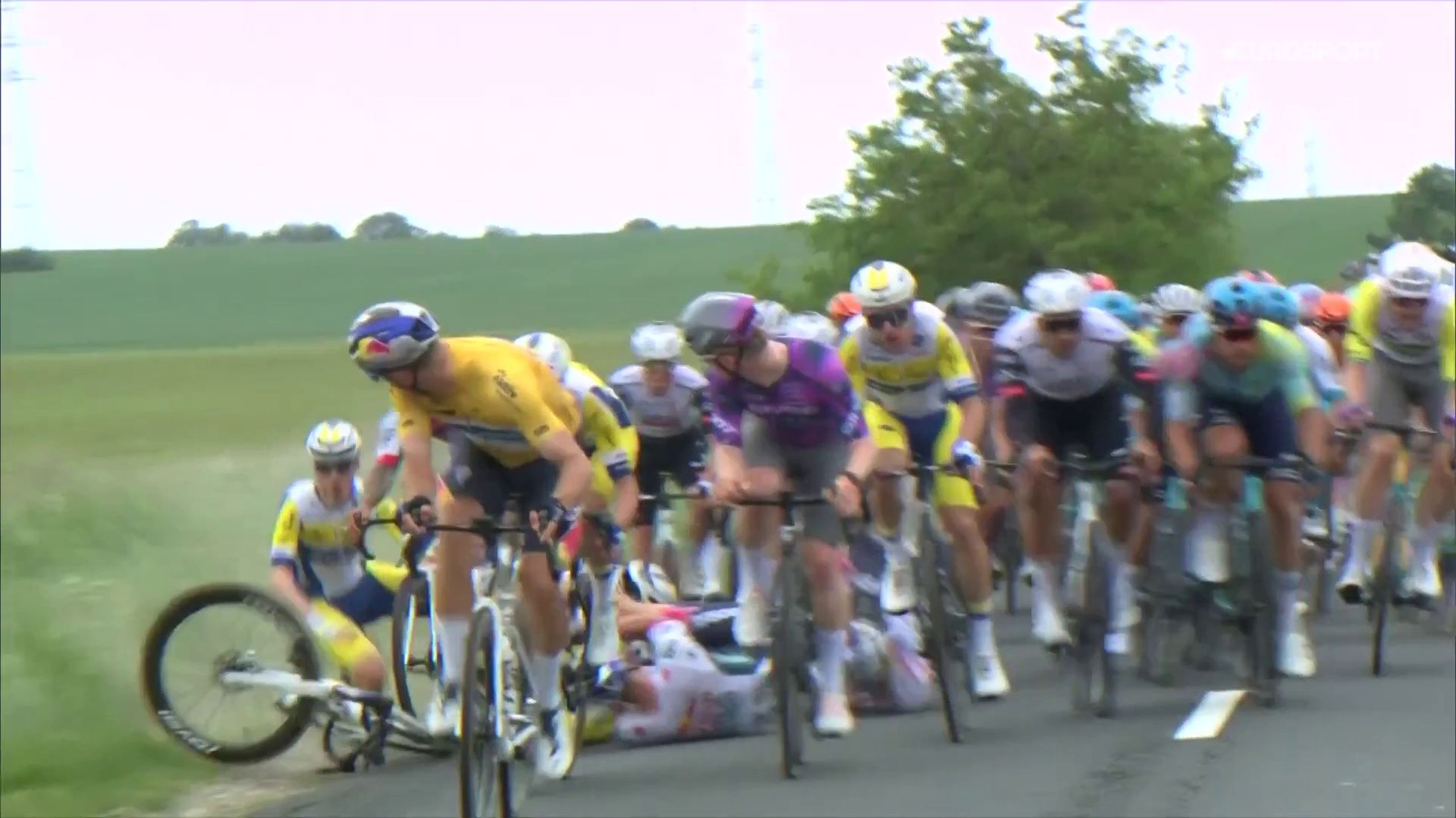 Massale valpartij in Ronde van Hongarije - tientallen renners onderuit ...