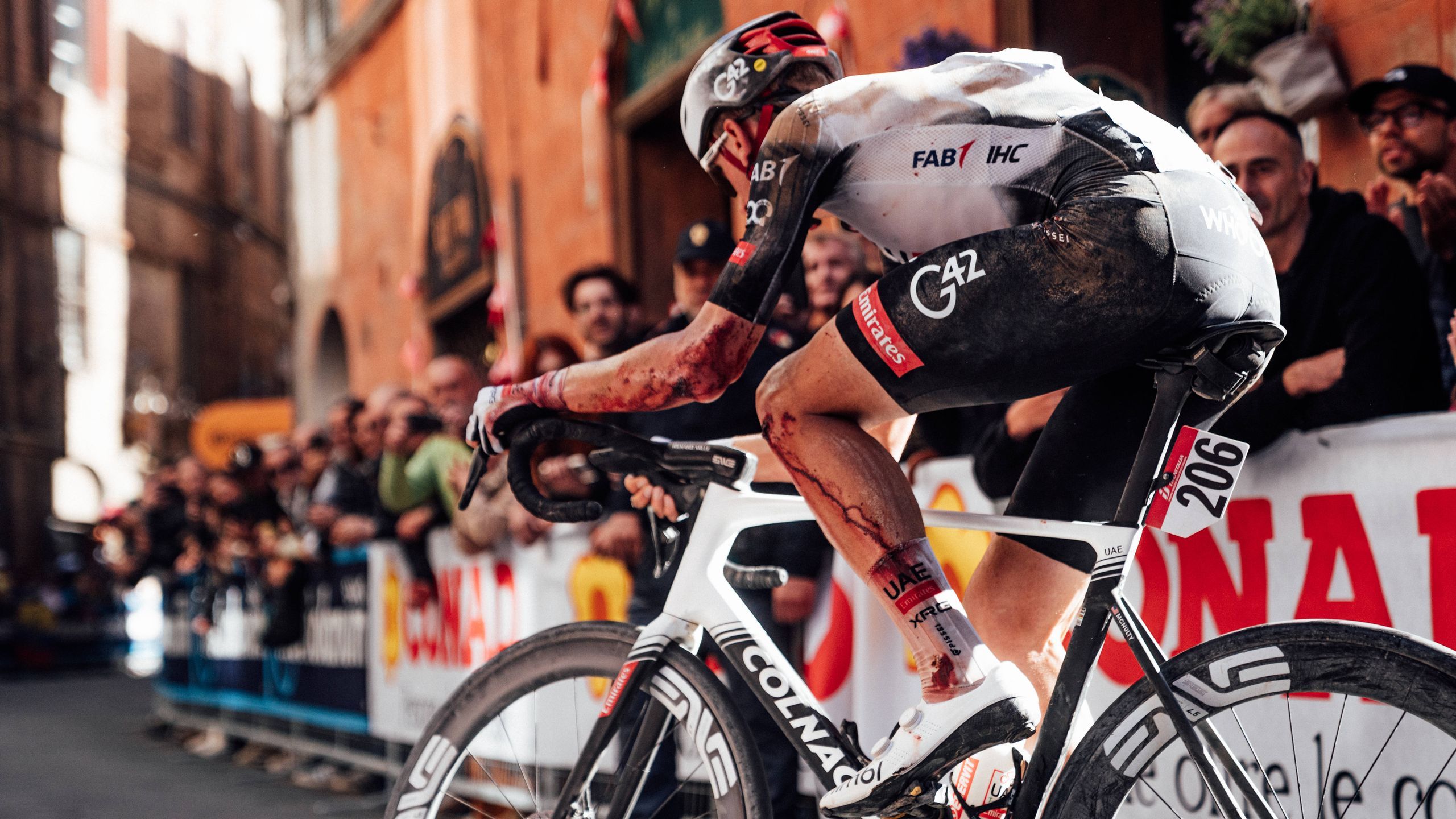 Giro d'Italia - Brandon McNulty kommt blutüberströmt ins Ziel der 9 ...