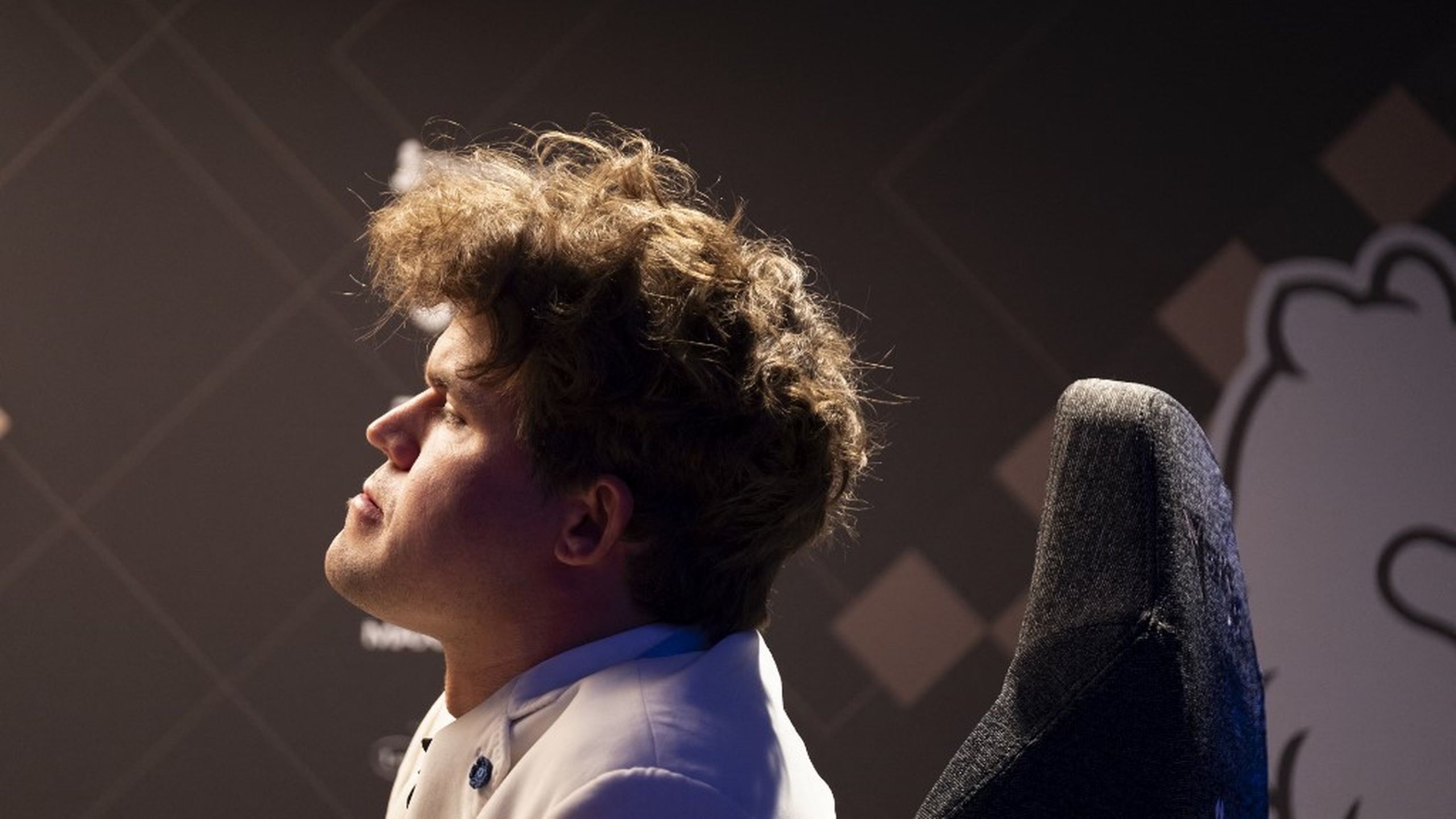 Magnust Carlsen a világ ellen: döntetlennel zárult a 143 ezer emberrel ...