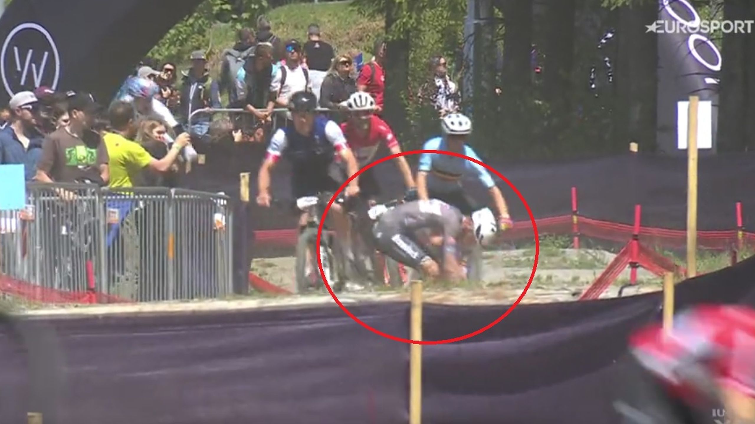 Mathieu Van der Poel torna a fare Mountain bike dopo 2 anni e cade due ...