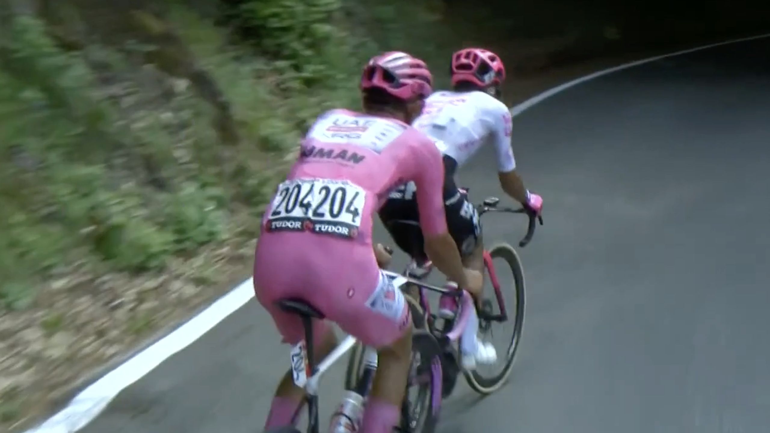 Isaac Del Toro svarer igen: Se ham hente Richard Carapaz - Cycling ...