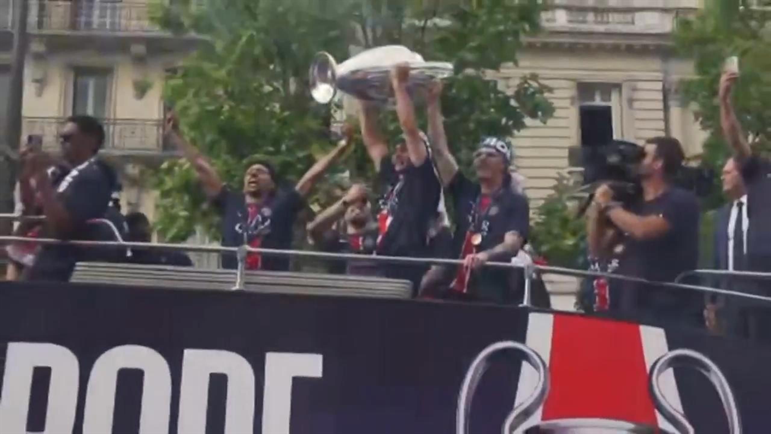Ligue des champions - Ousmane Dembélé acclamé et coupe exhibée : Parade ...
