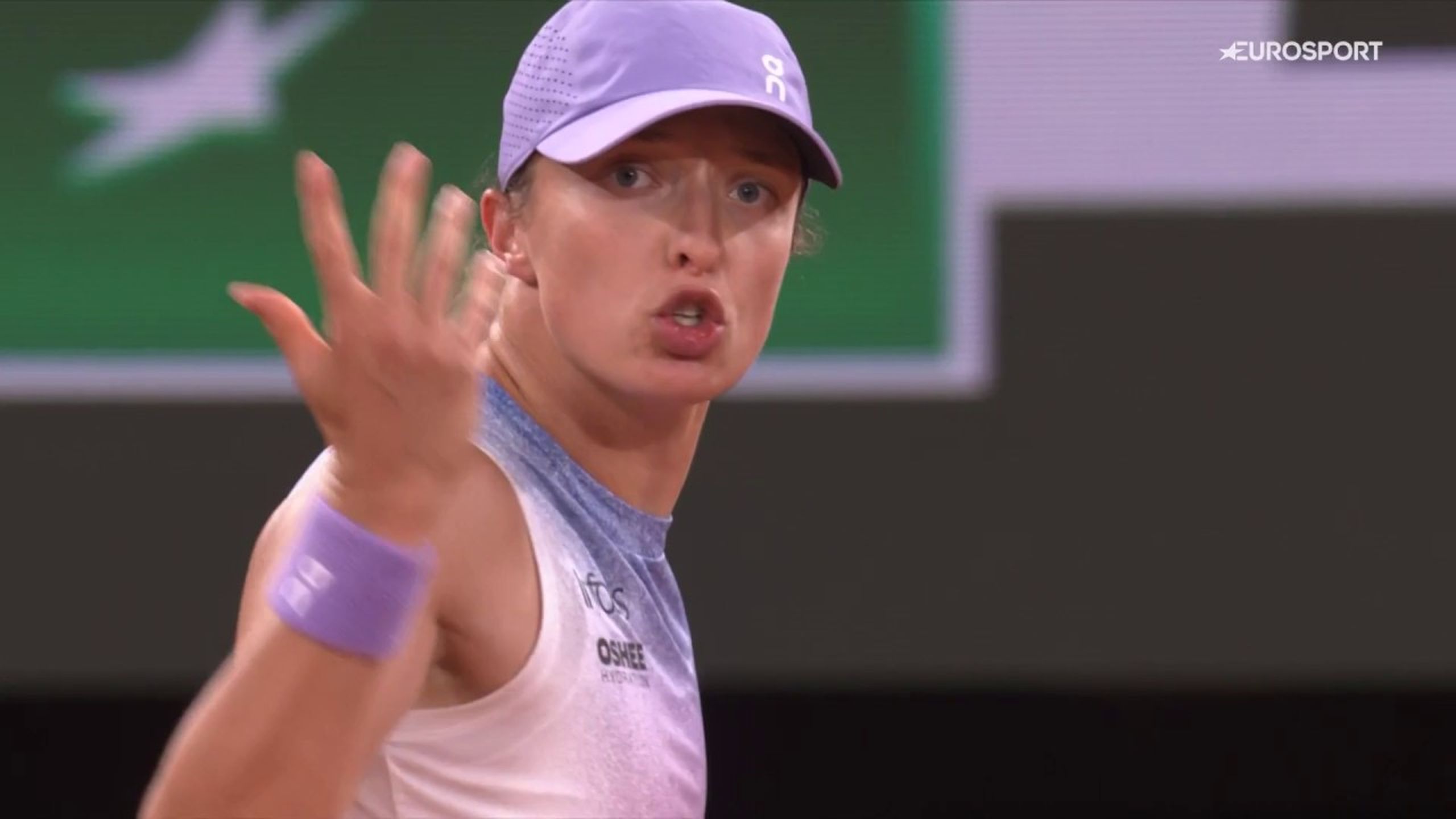 Aryna Sabalenka ponownie przełamała Igę Świątek na 4:1 w 1. secie ...