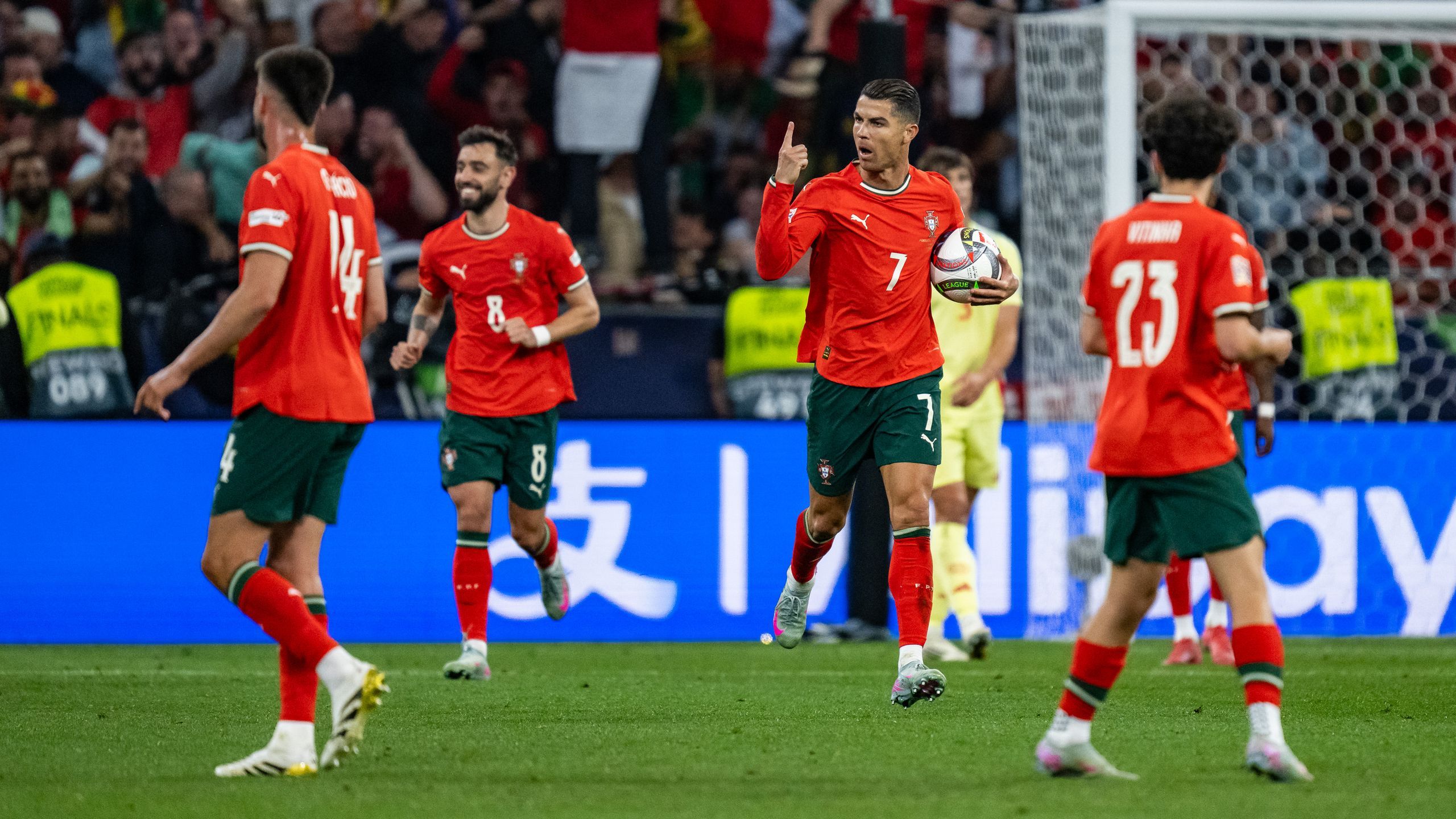 Reprezentacja Portugalii po raz drugi w historii wygrała piłkarską Ligę ...