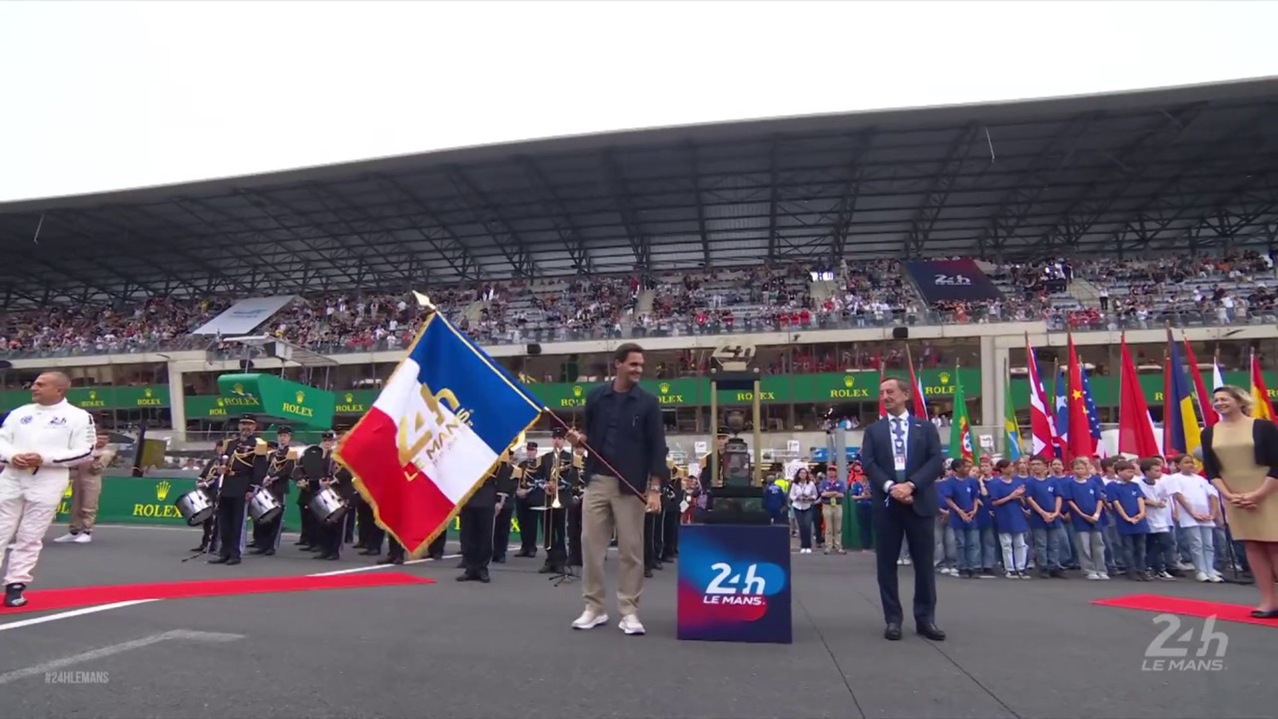 Momento storico, Roger Federer riceve la bandiera dello start - WEC ...