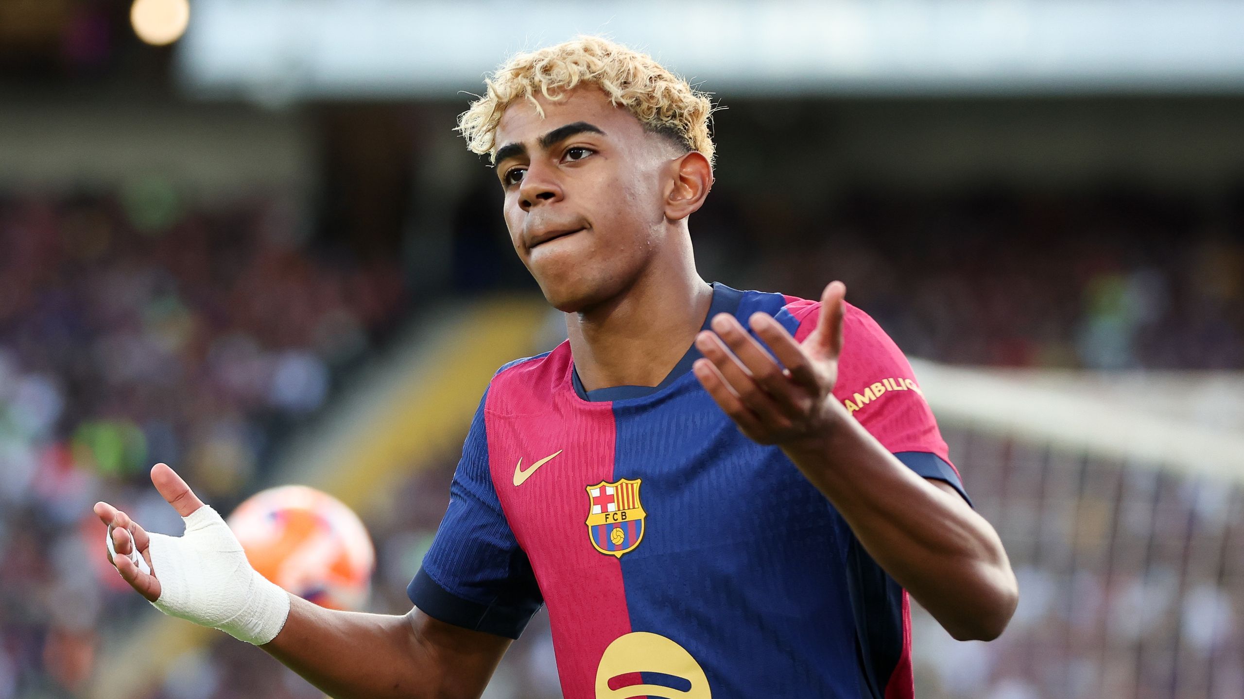 Lamine Yamal rinnova col Barcellona e si prende la maglia numero 10 ...