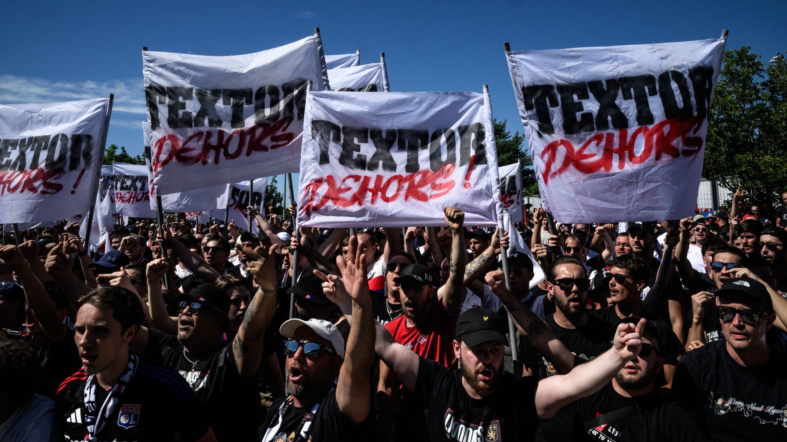 Lyon rétrogradé : Près de 2 000 manifestants demandent le départ de ...
