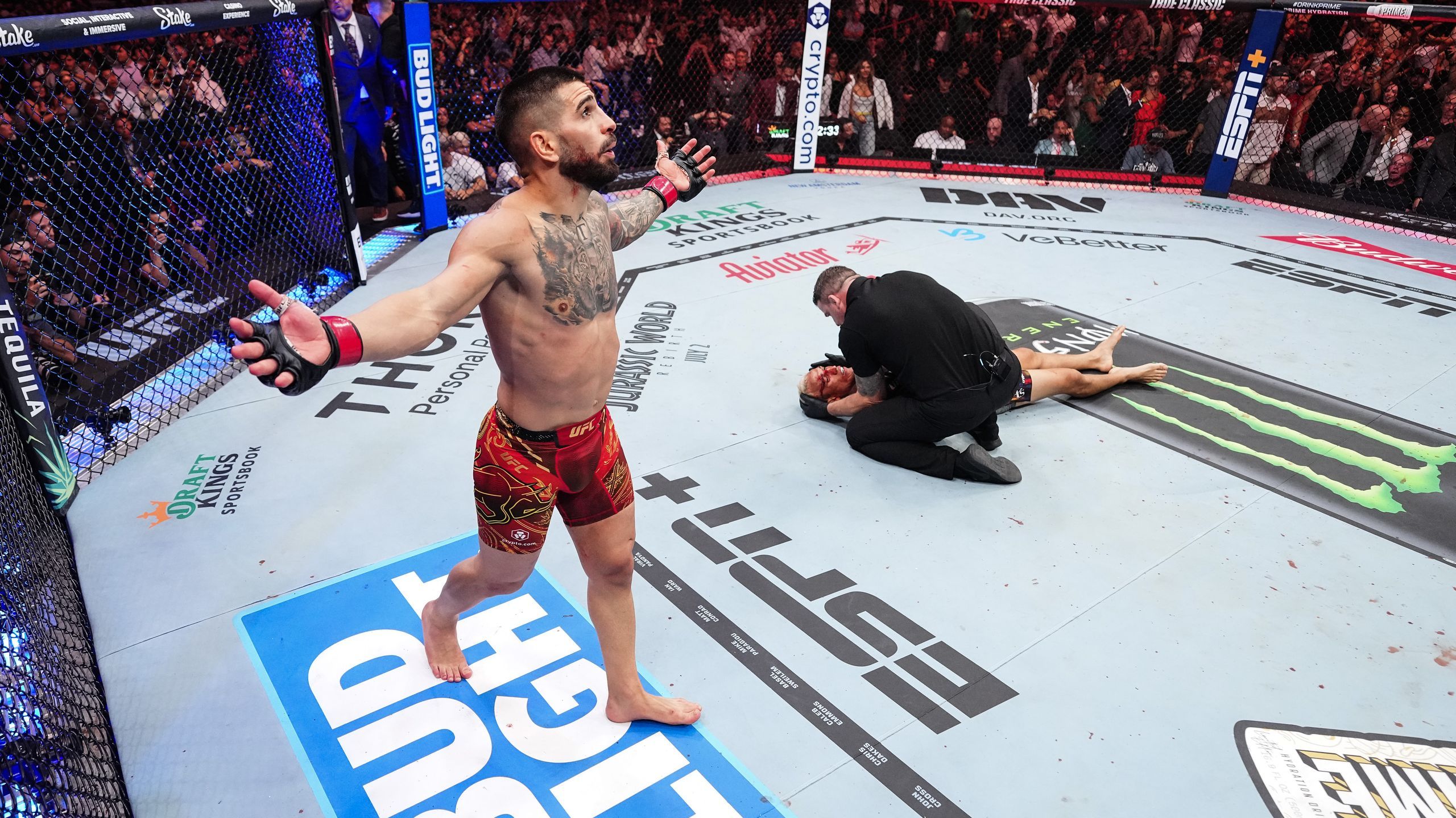 UFC 317 | ¡El Matador agranda su leyenda! Topuria noquea a Oliveira en ...