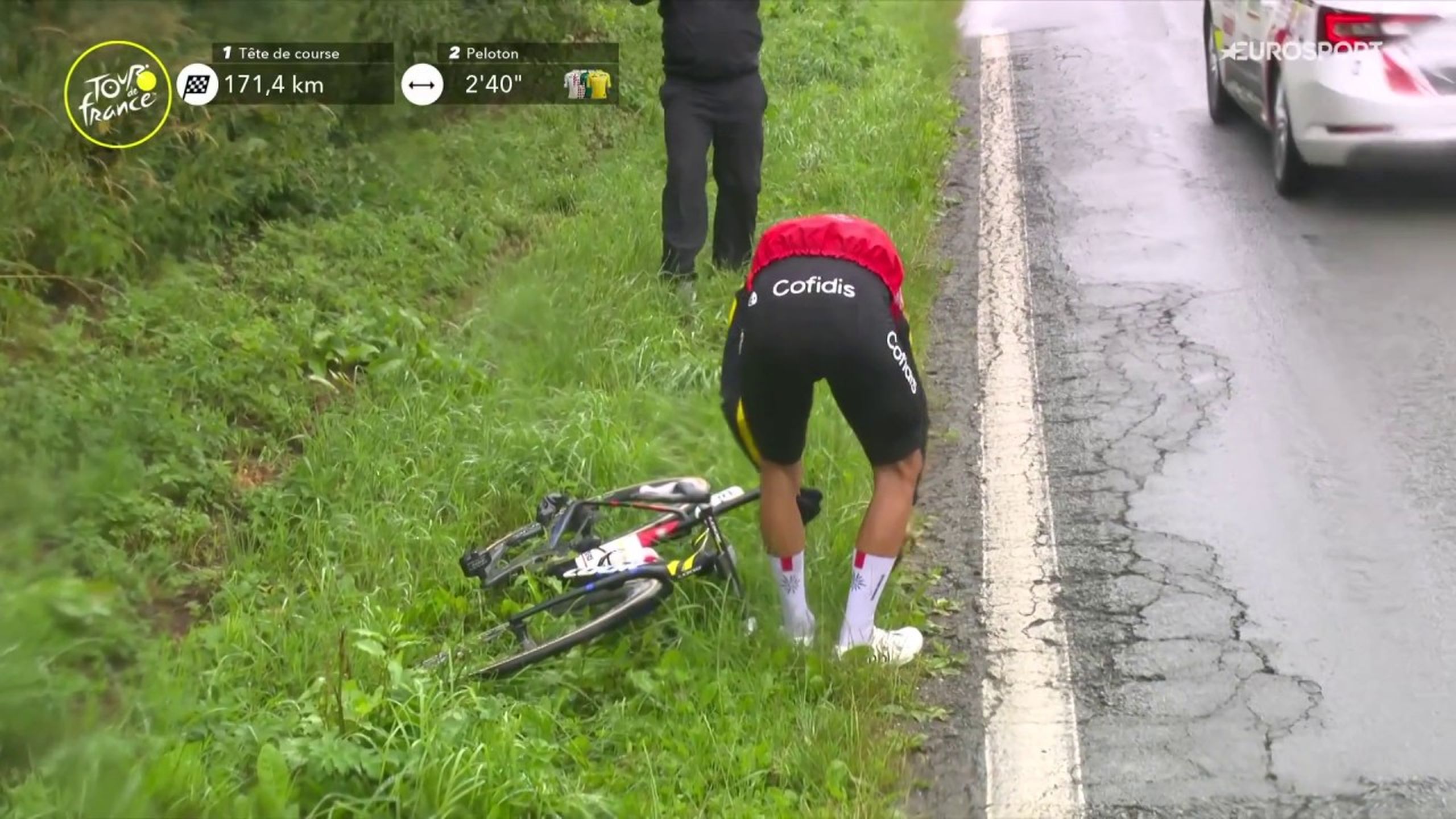 Occhio alle cadute con la pioggia! Bryan Coquard finisce sull'erba ...