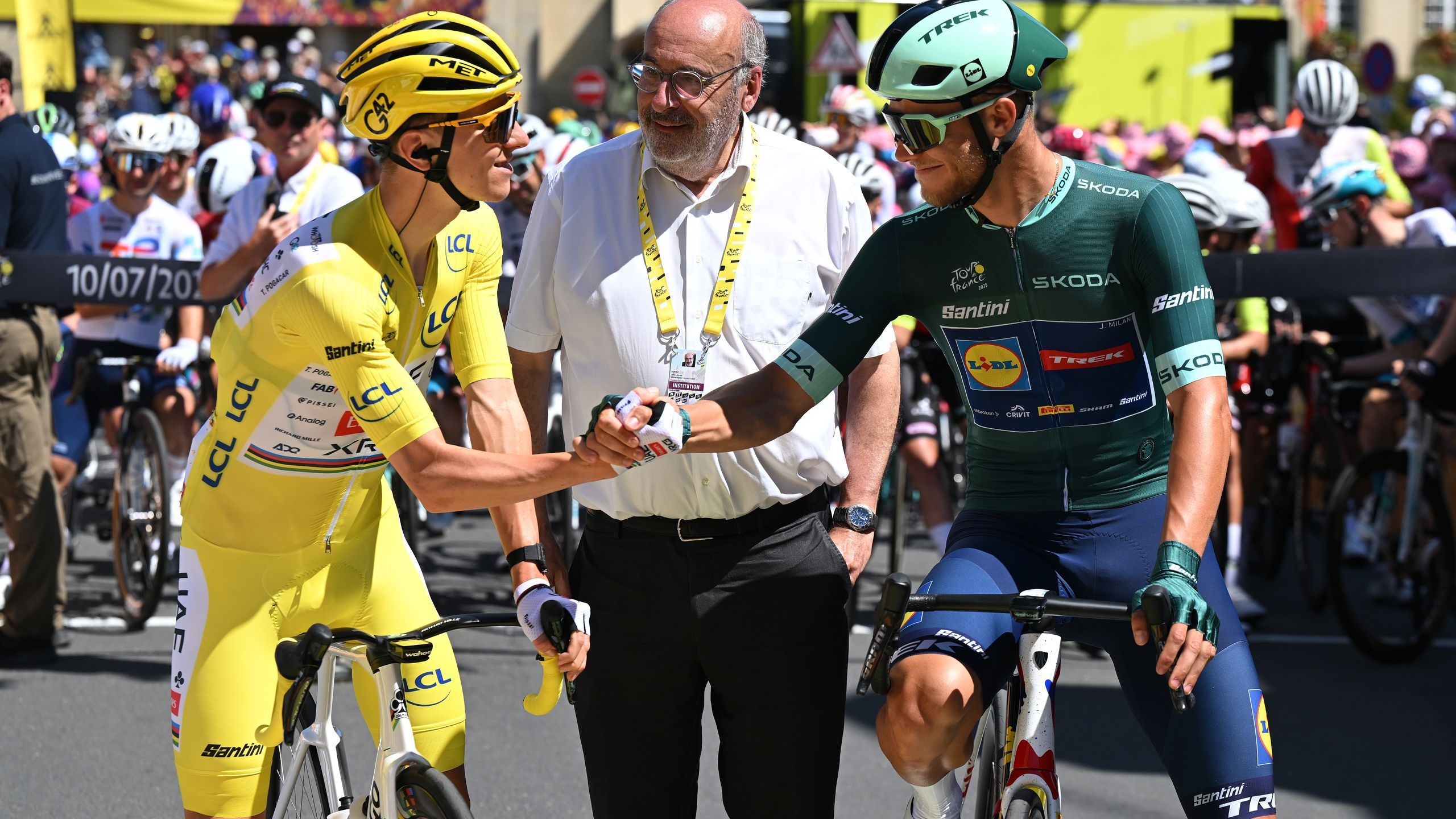 Jonathan Milan pakt met ritzege ook groen weer over van Tadej Pogacar ...