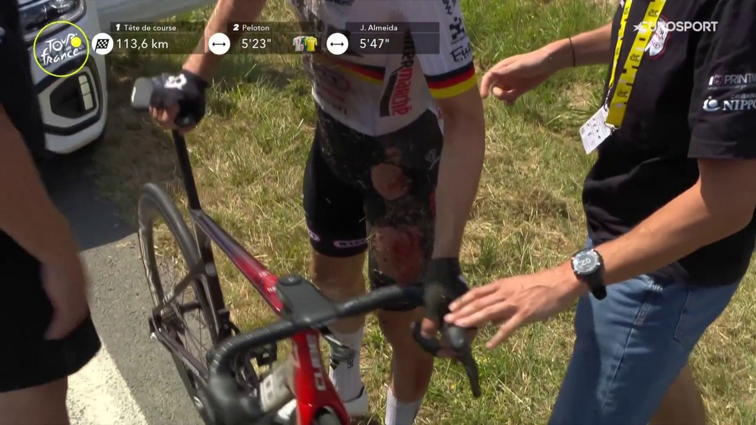 Che botto per Georg Zimmermann! Gli si straccia tutto il pantaloncino ...