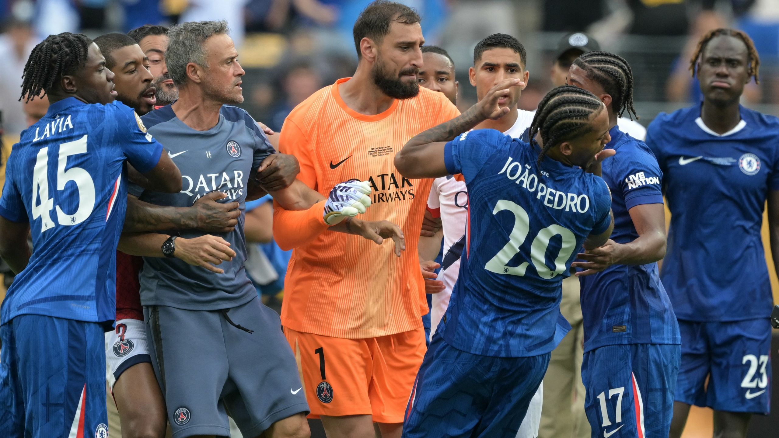 Trener PSG Luis Enrique popchnął i uderzył piłkarza Chelsea Joao Pedro ...