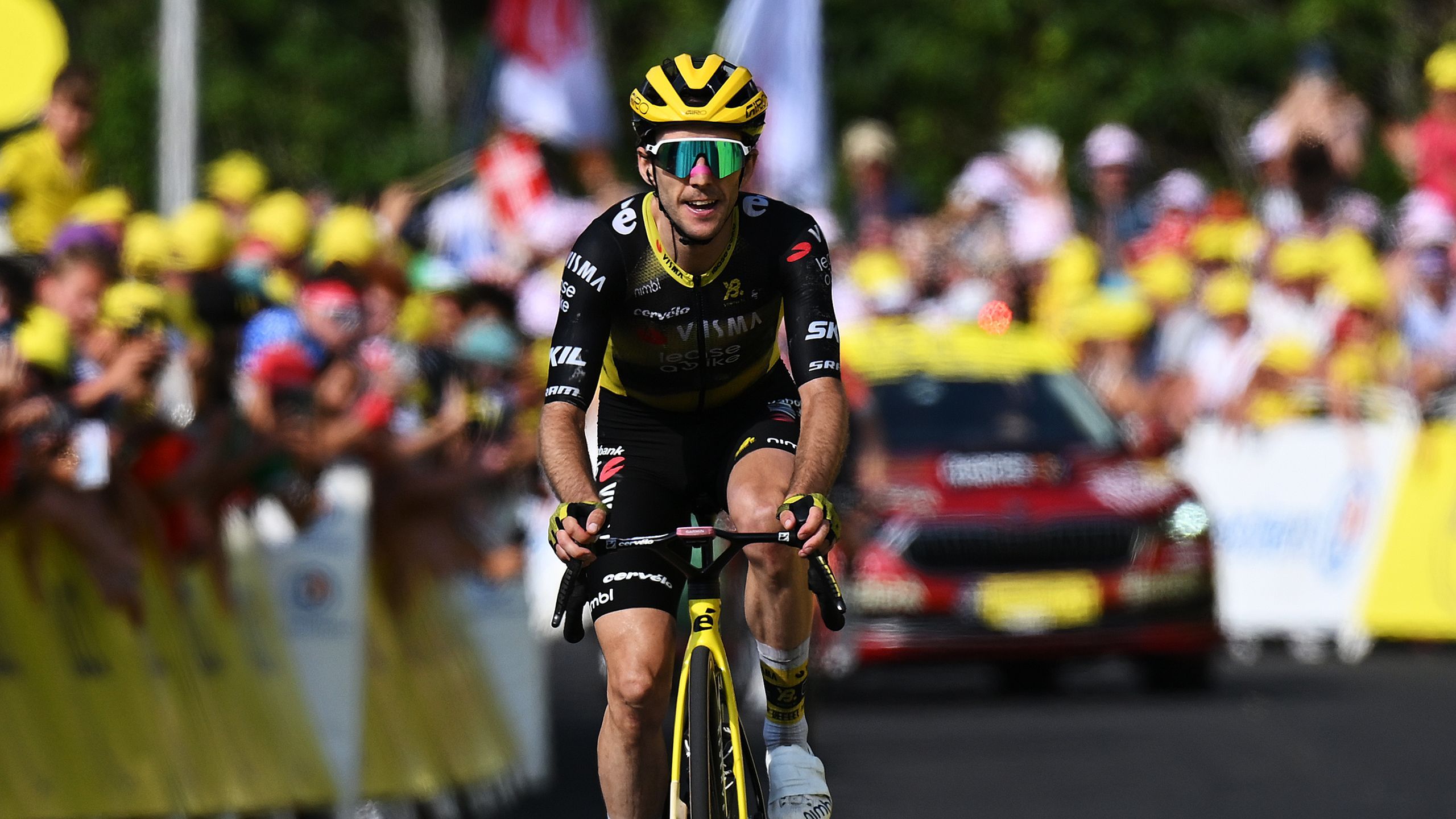 Simon Yates feiert Ausreißersieg für Visma auf der 10. Etappe der Tour ...