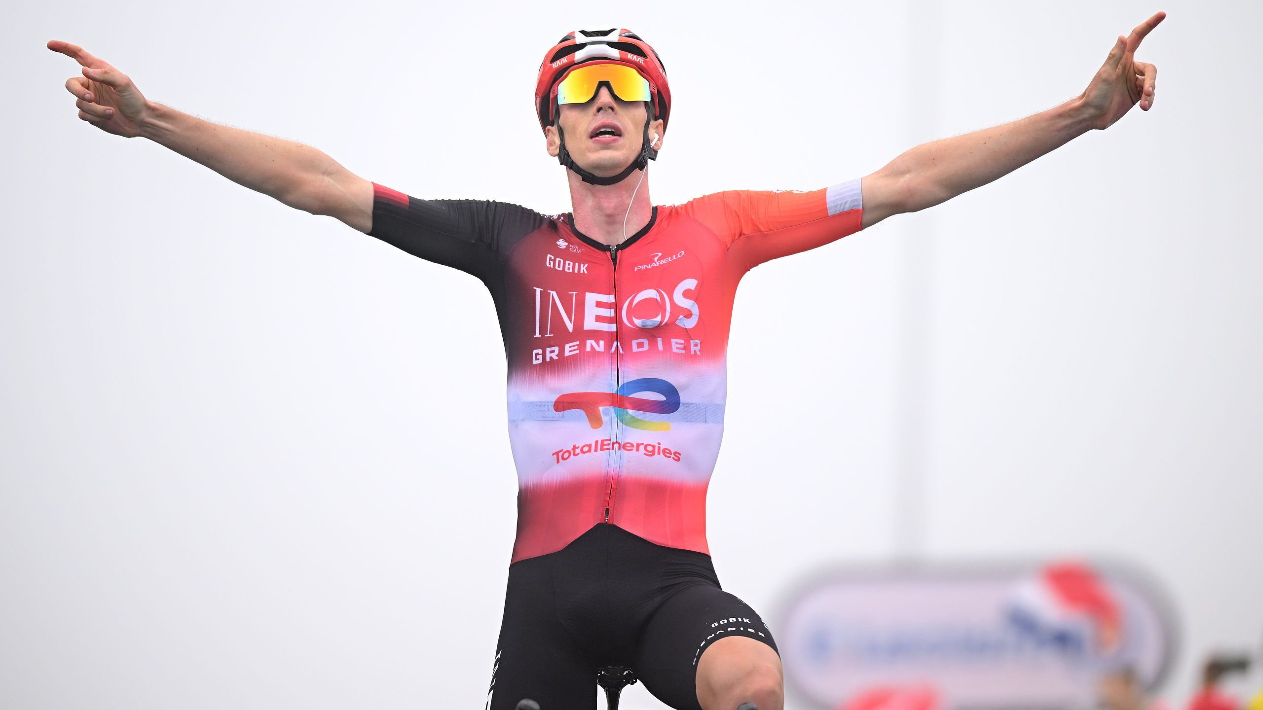 Thymen Arensman toont lef in de regen en soleert over Pyreneeëncols ...