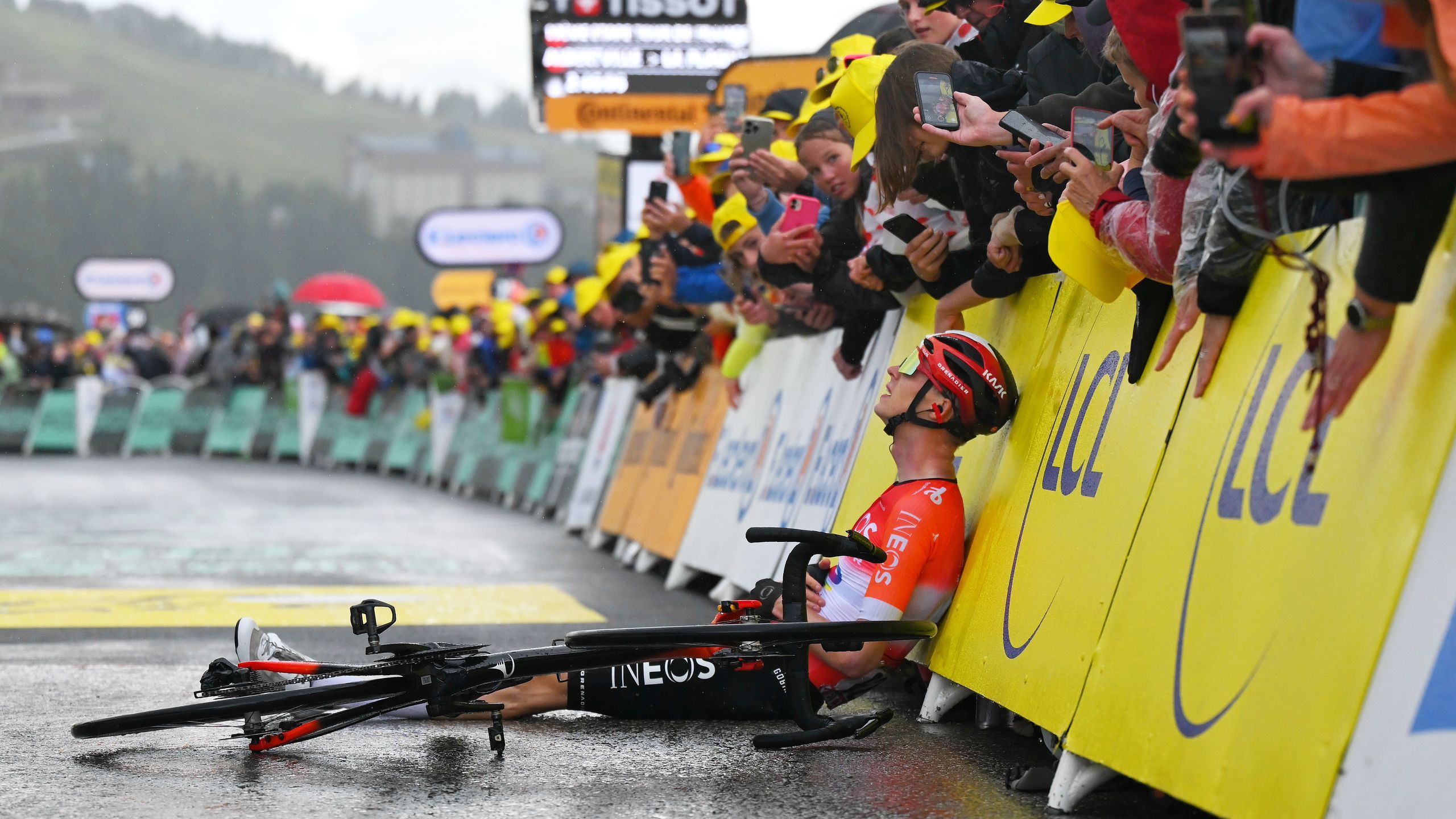 Thymen Arensman (INEOS Grenadiers), vainqueur de la 19e étape du Tour ...