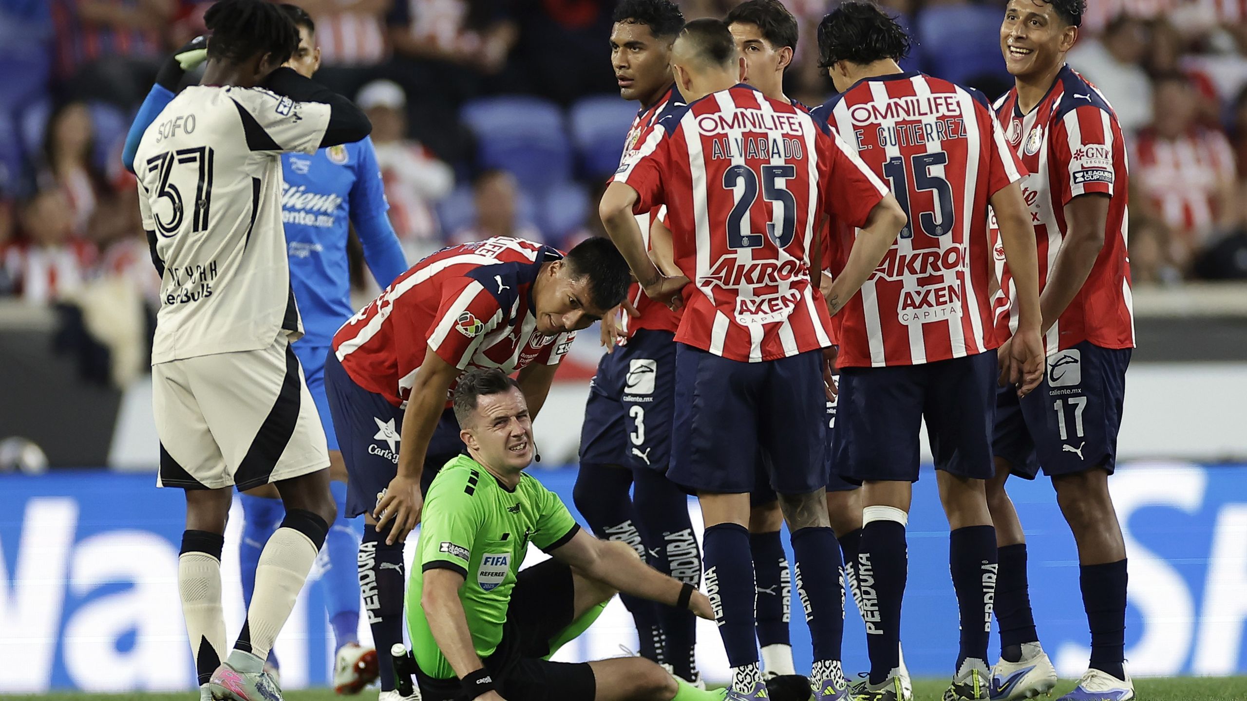 Polski sędzia Łukasz Szpala doznał kontuzji w meczu amerykańskiej ...