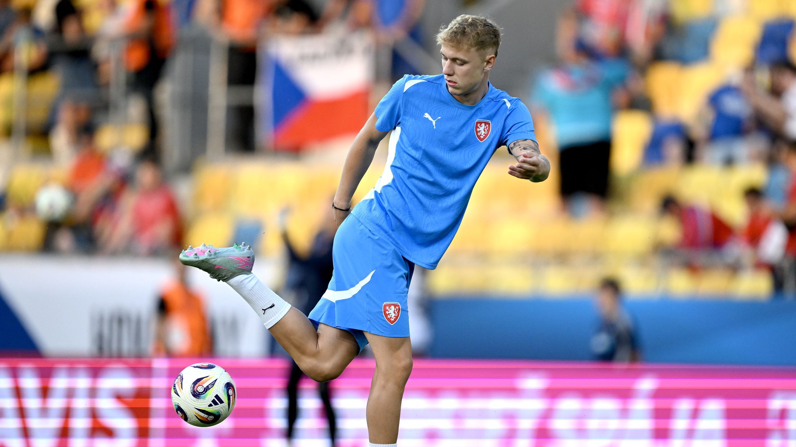 Transferts - Adam Karabec s'engage officiellement avec l'OL - Eurosport