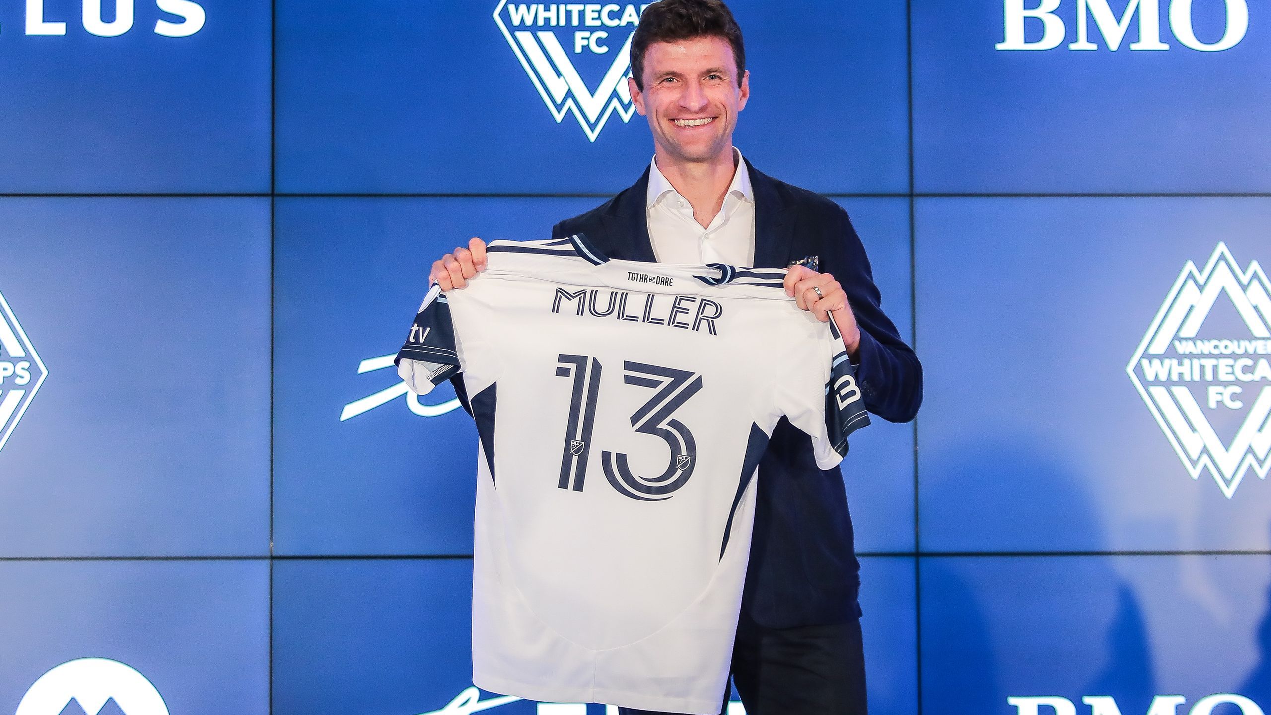 Thomas Müller bedankt sich mit Lederhose für seine Trikotnummer - Ralph ...