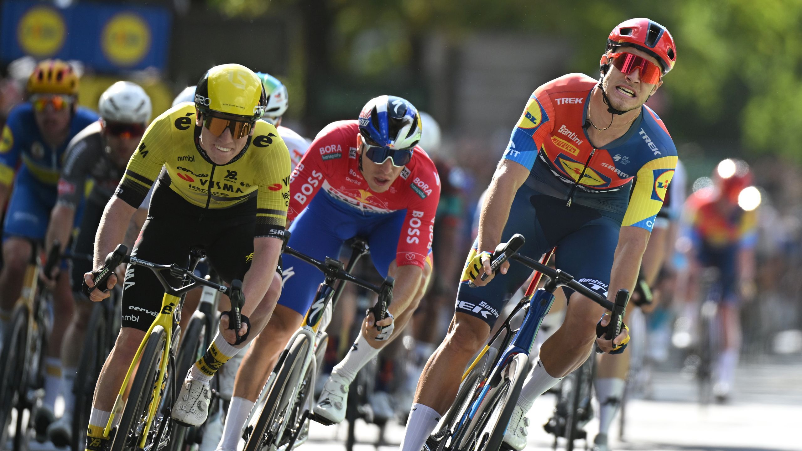 Matthew Brennan klopt Jonathan Milan na zenuwslopende millimetersprint ...