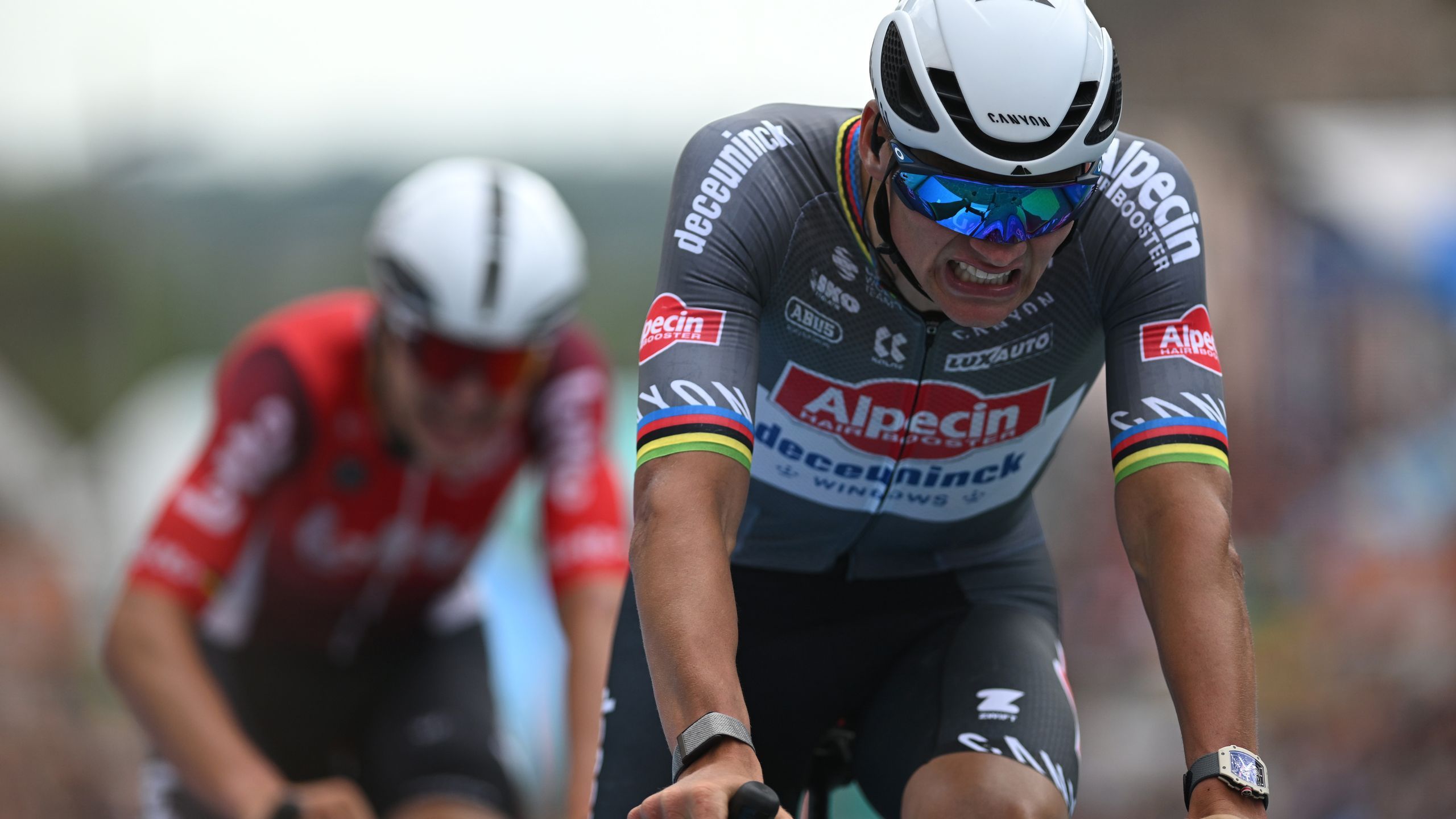 Mathieu van der Poel rekent af met Arnaud De Lie en Tim Wellens in ...