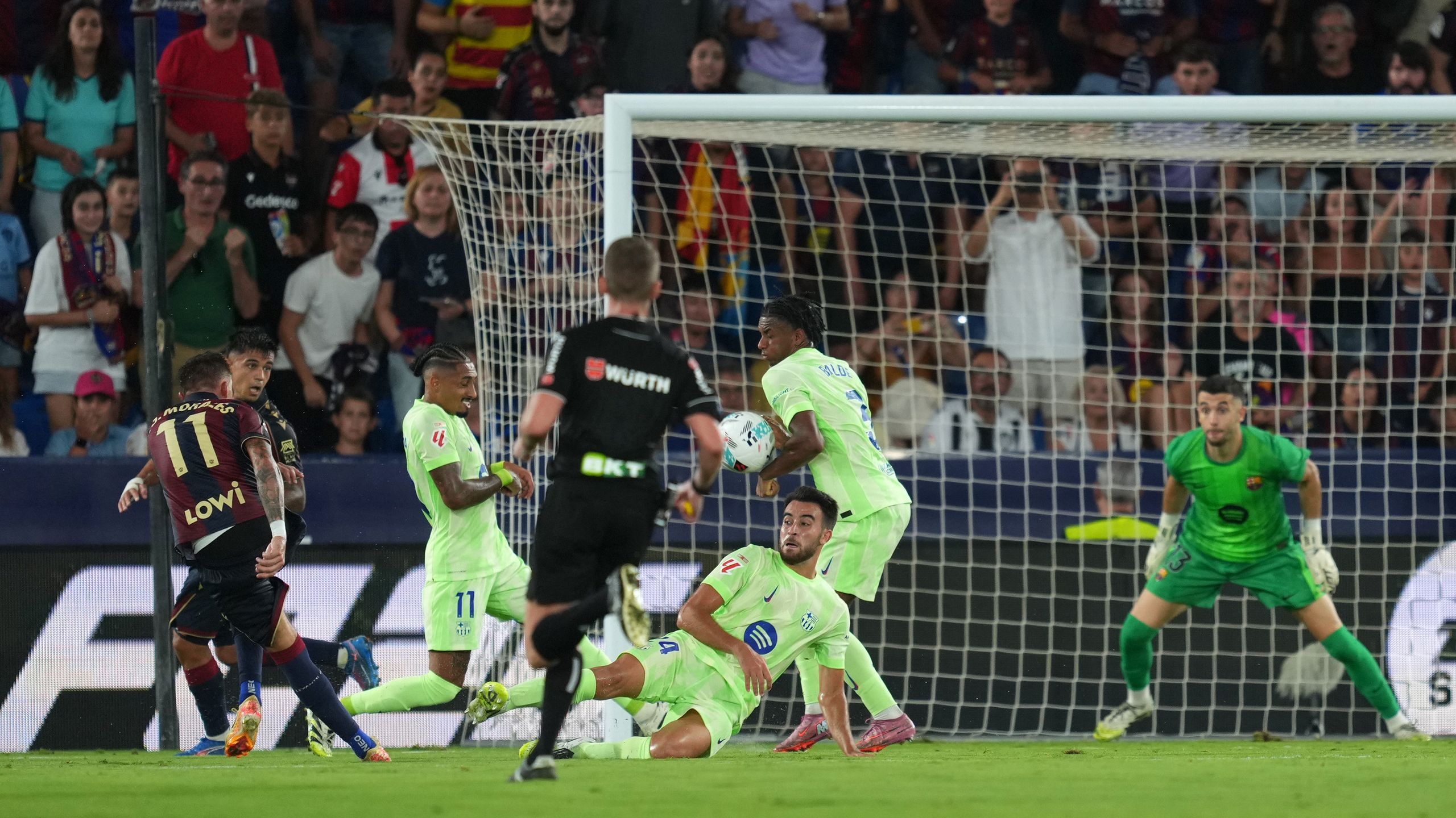 LaLiga 25/26 | La polémica: El penalti por mano de Balde a disparo de ...