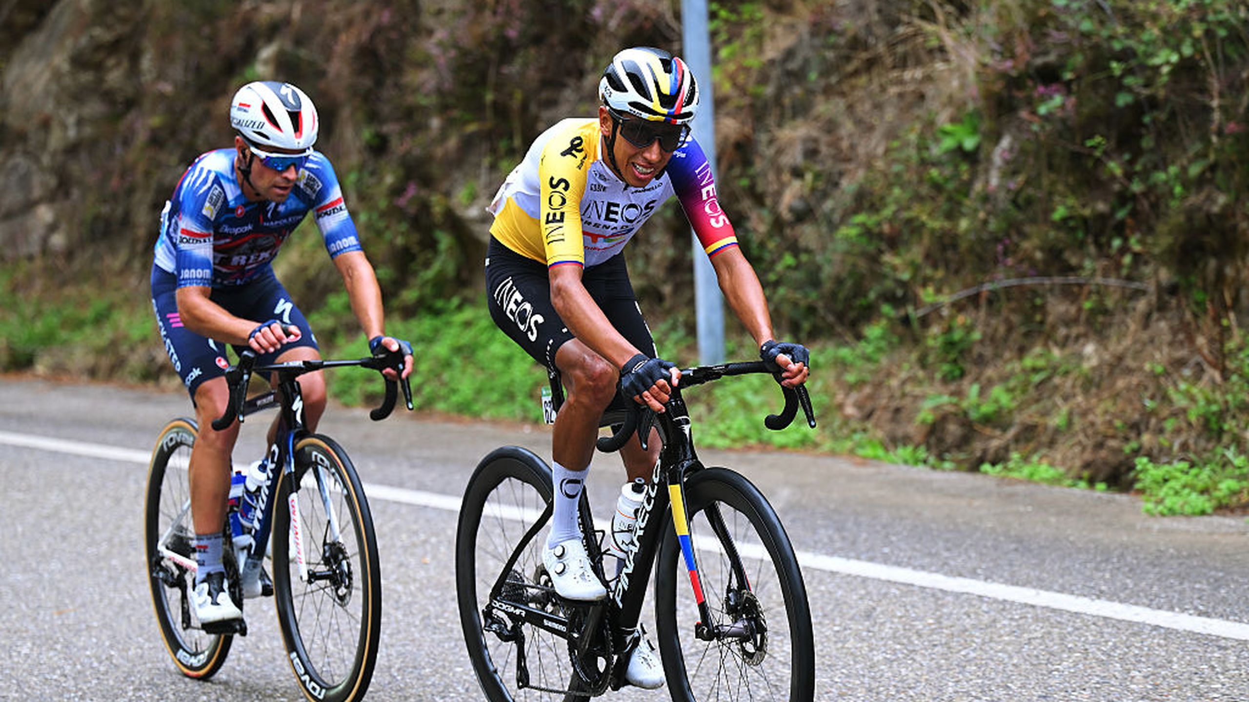Egan Bernal vince la 16ᵅ Tappa anticipando il compagno di fuga Mikel Landa: tappa accorciato ai ...