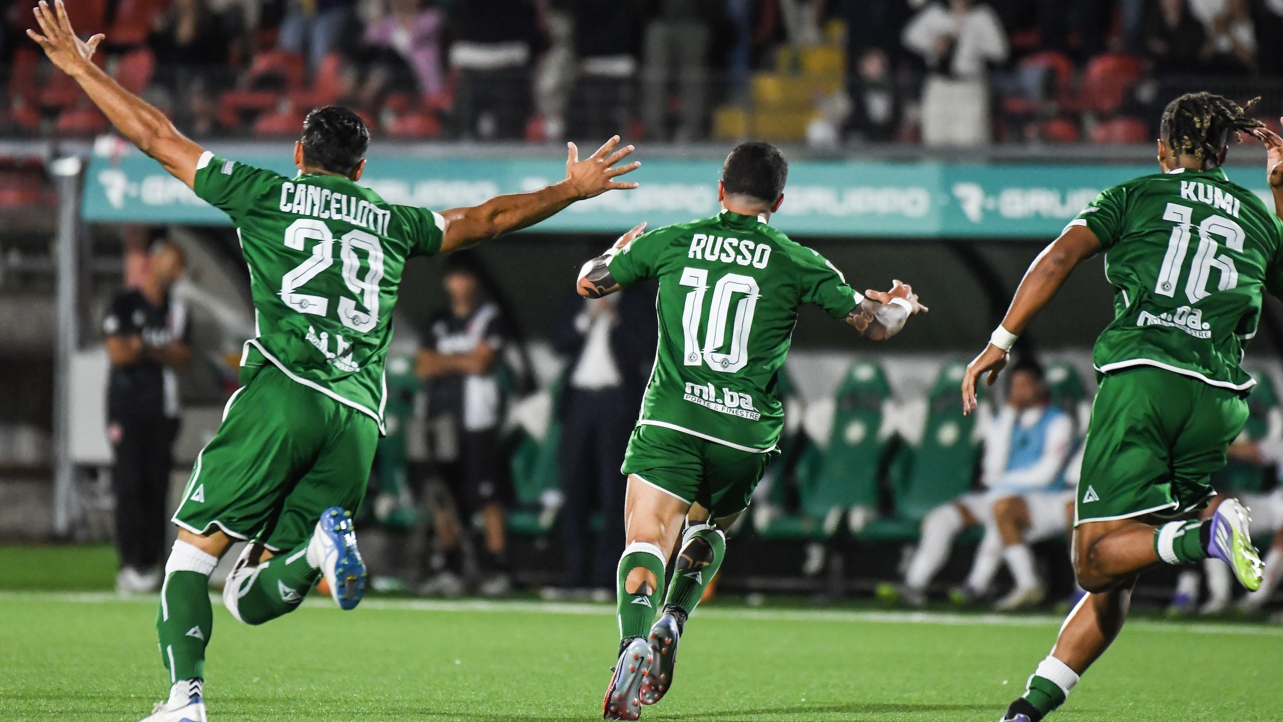 Serie B - Avellino-Monza 2-1: autorete di Azzi, acrobazia di Russo (prima del gol di Alvarez) e ...