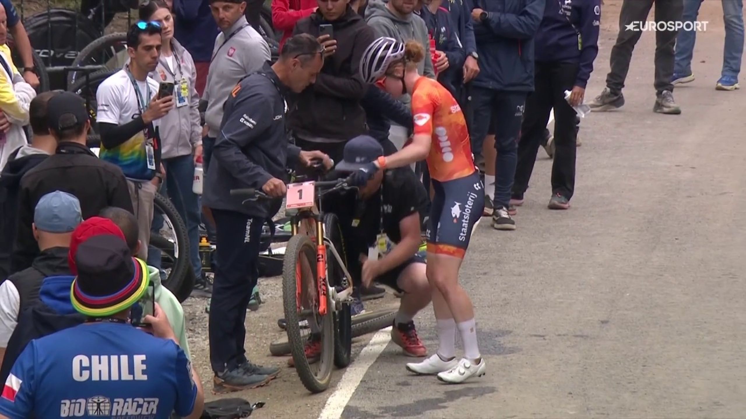 Lekke band nekt Puck Pieterse op WK mountainbike - Mountainbike video ...