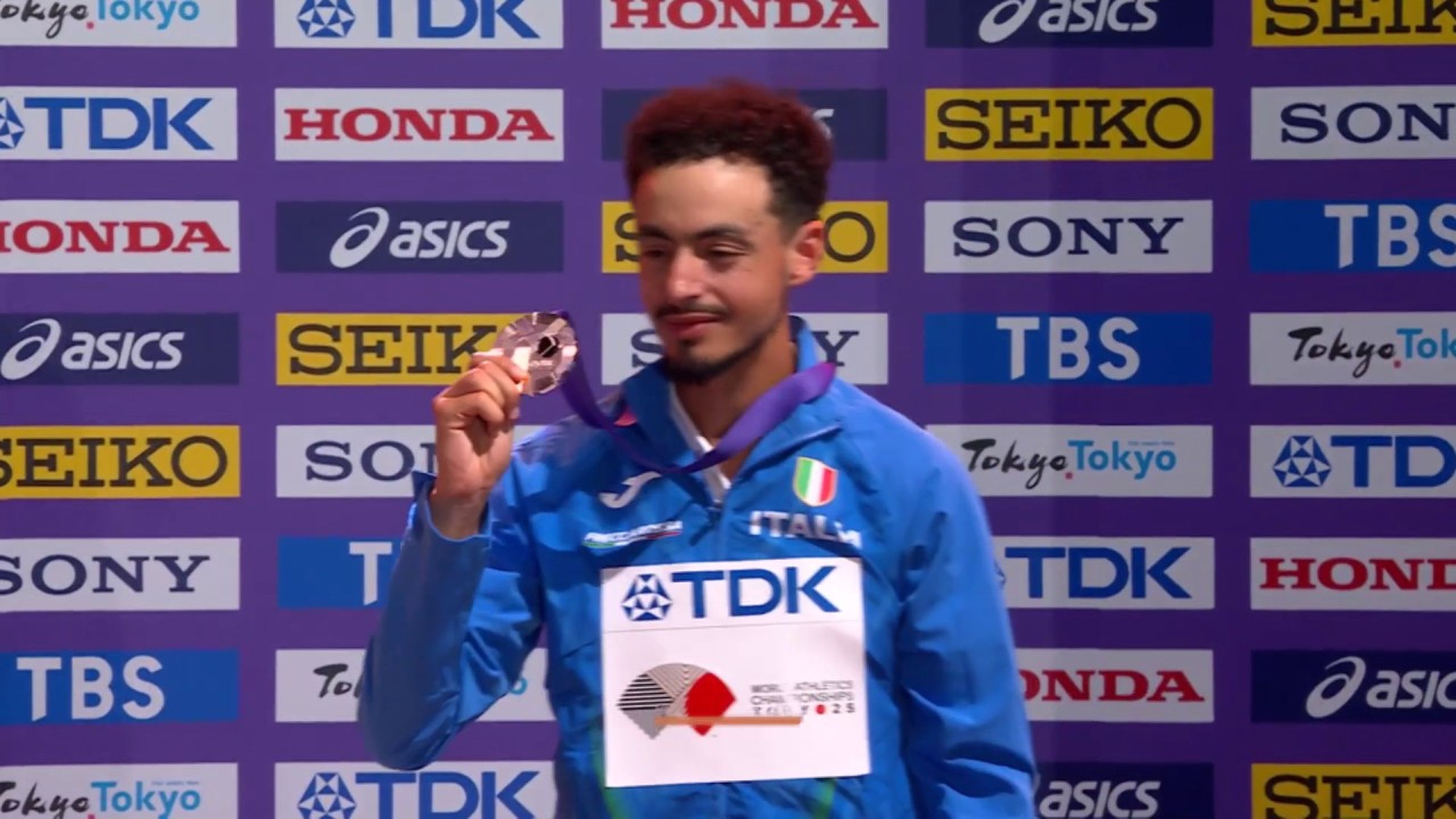 Sorriso e bacio alla medaglia di bronzo nella maratona: rivivi il podio ...