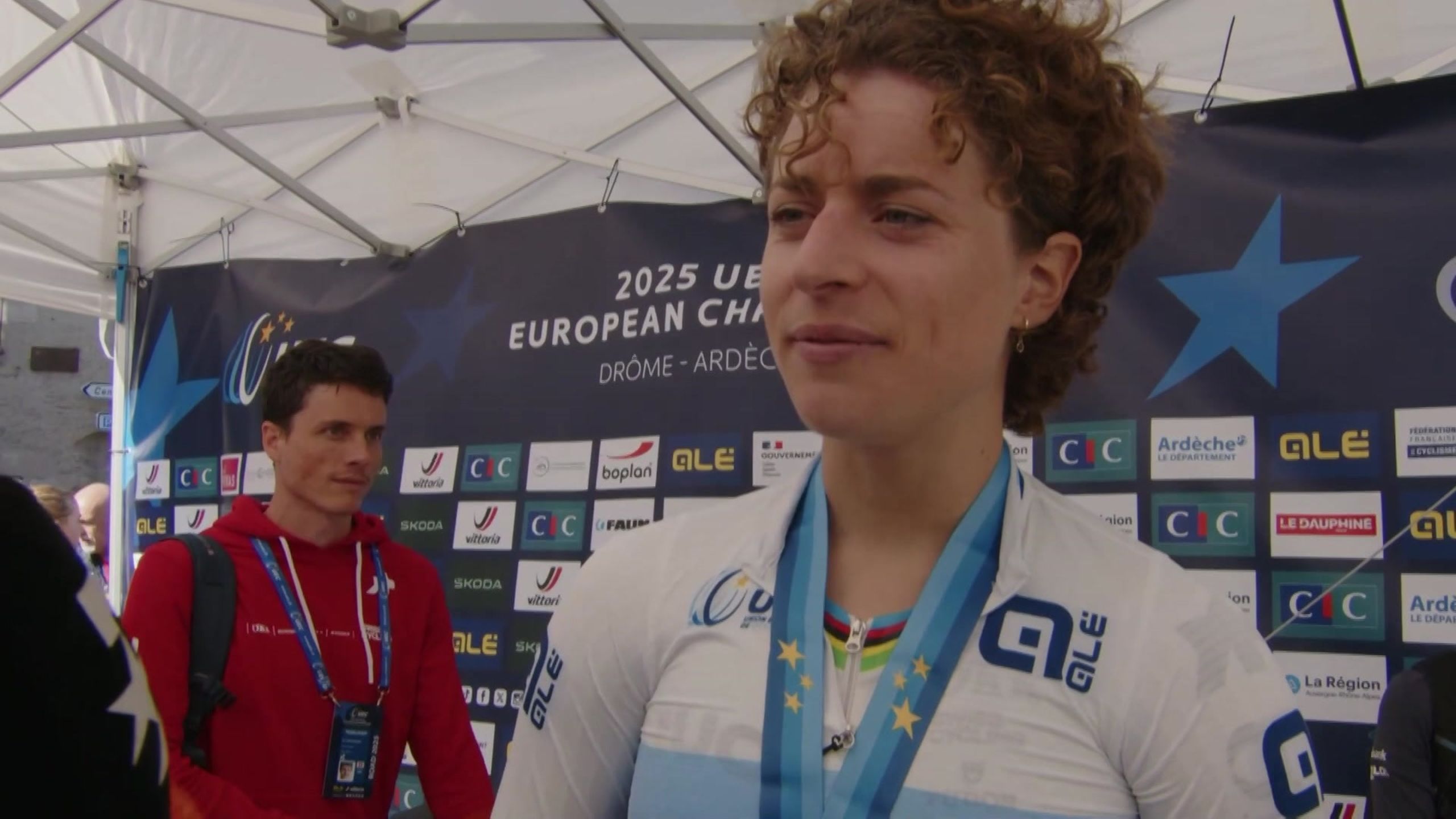 Marlen Reusser draagt EK-kampioenstricot over regenboogtrui - “Ik ben hier heel erg trots op ...