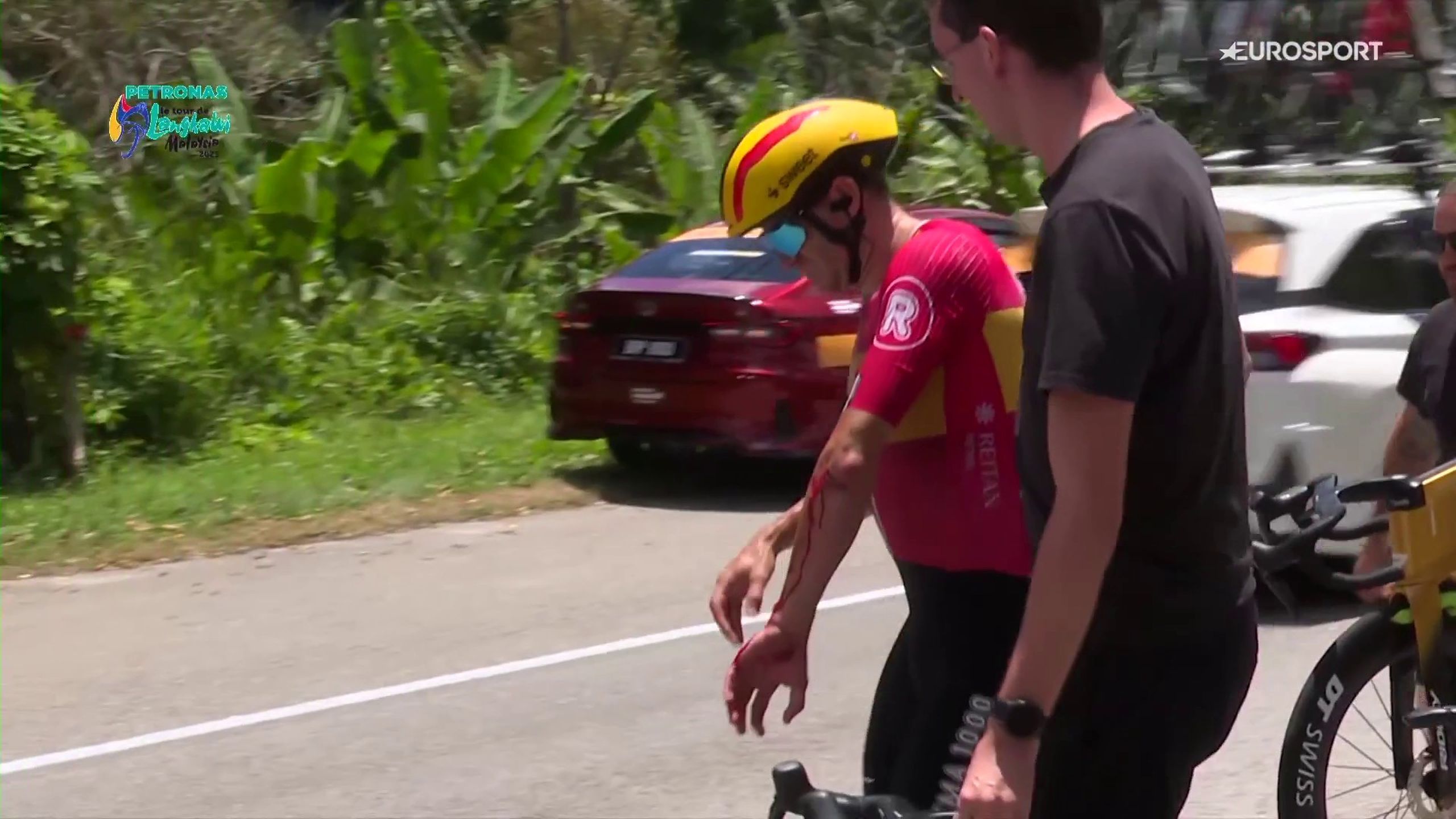 Tour de Langkawi 2025 - Le coude en sang, la jambe qui traîne : fin de ...
