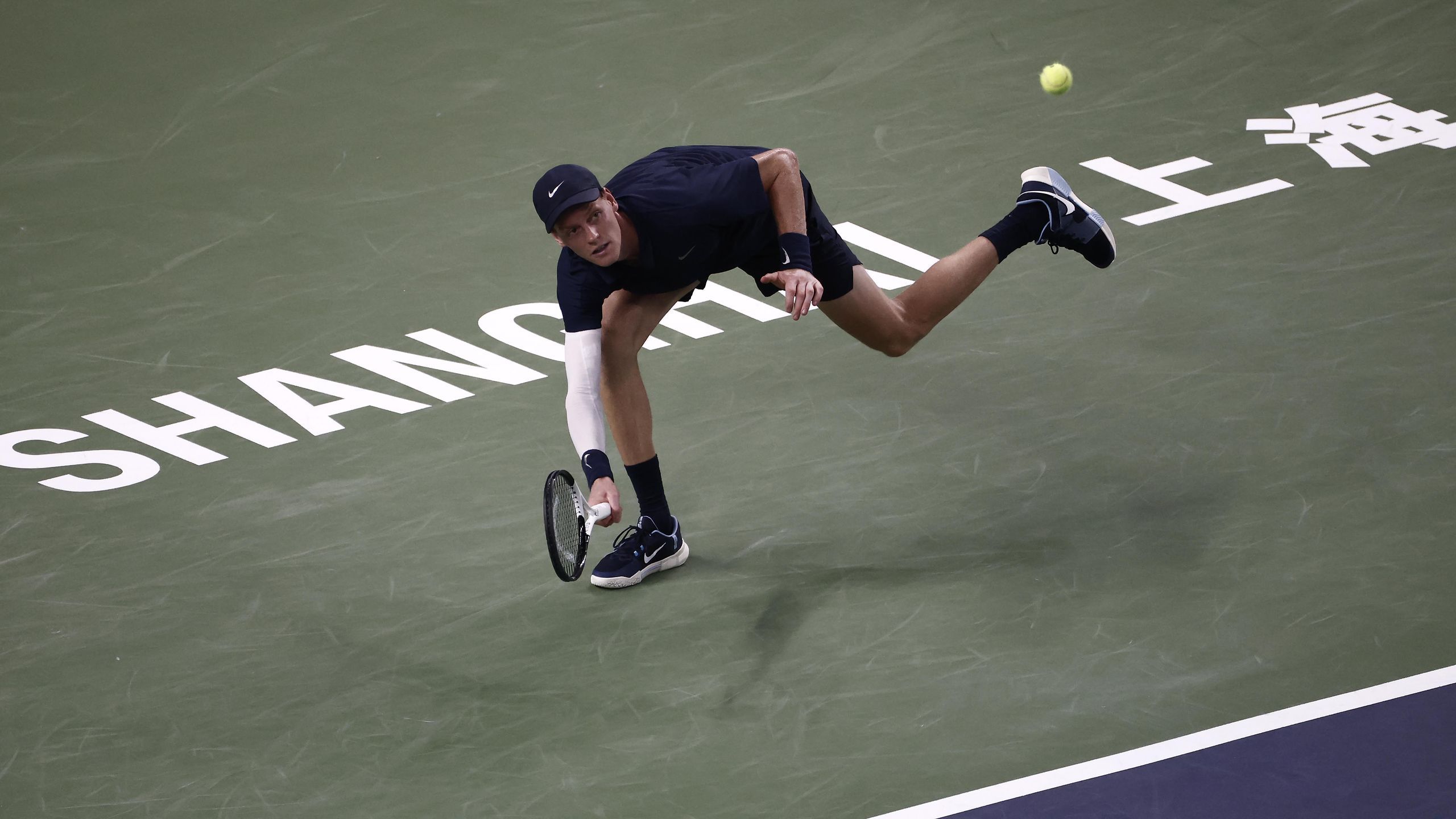 ATP Szanghaj 2025. Jannik Sinner nie dokończył meczu trzeciej rundy. W ...