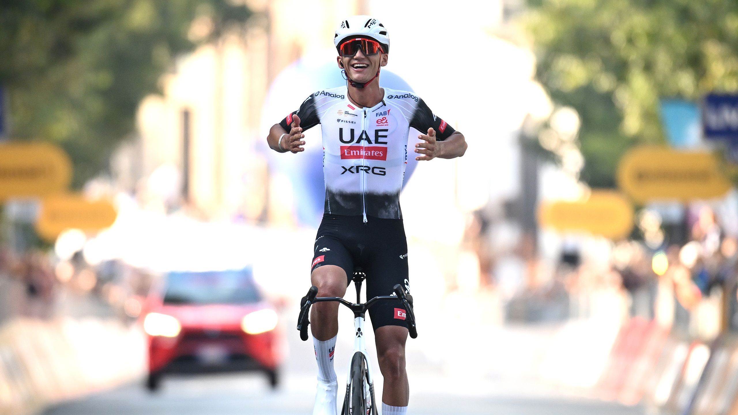 Gran Piemonte 2025: Isaac Del Toro fährt im Stil von Tadej Pogacar zu ...