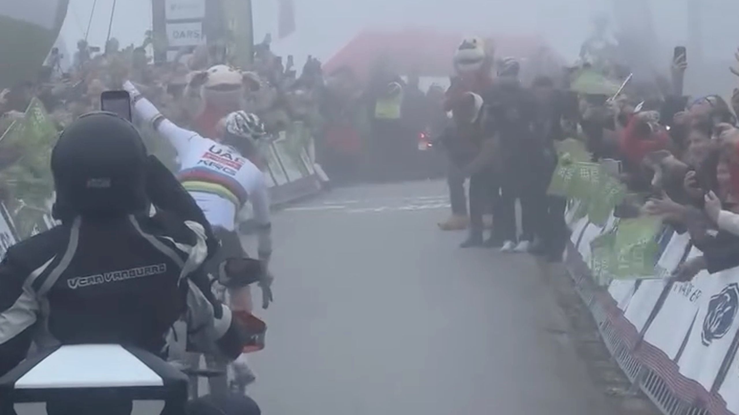 Tadej Pogacar no se cansa de pedalear: derrota a casi 1.000 ...