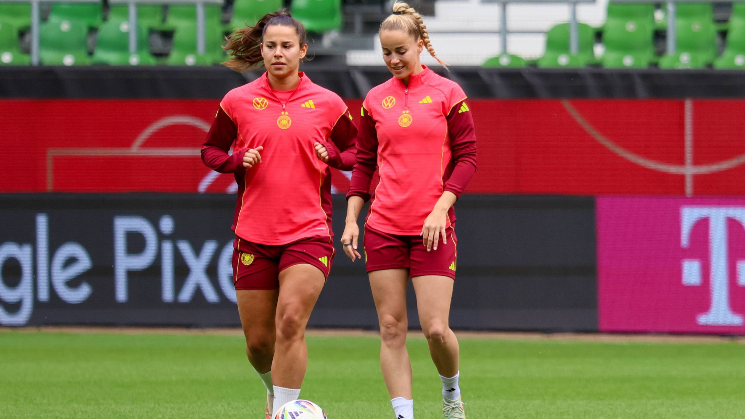 Lena Oberdorf und Giulia Gwinn feiern DFB-Comeback – Christian Wück ...