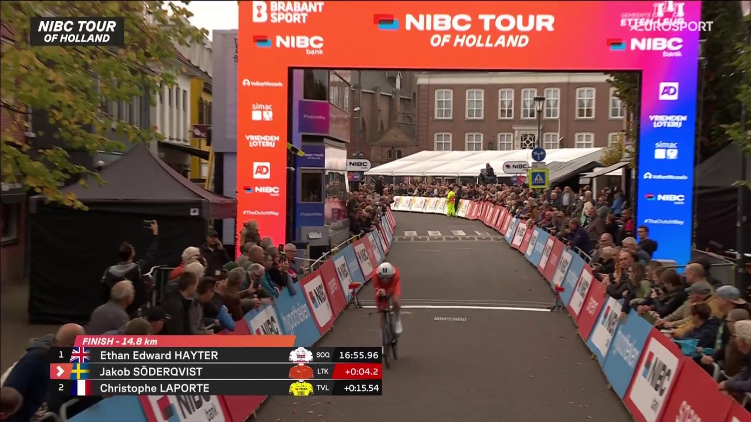 Ethan Hayter pakt met vlammend tweede gedeelte opnieuw tijdritwinst in ...