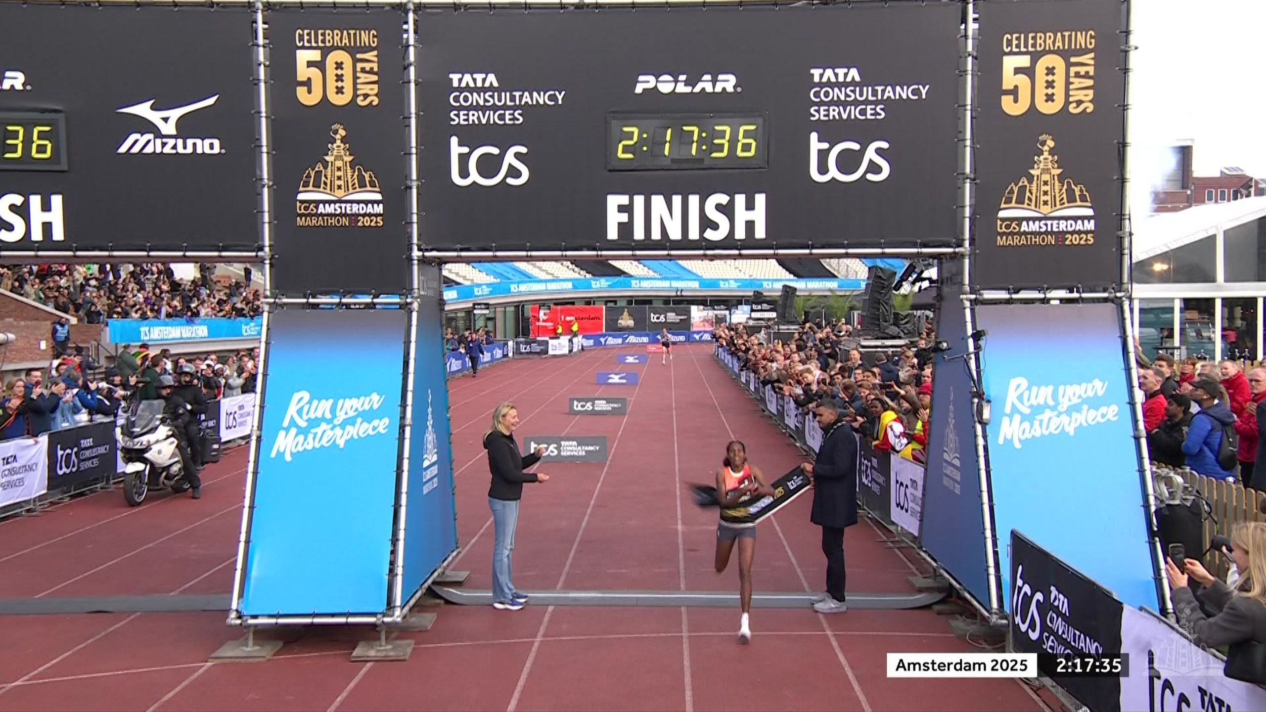 Maratona di Amsterdam, l'etiope Aynalem Desta trionfa nella gara ...