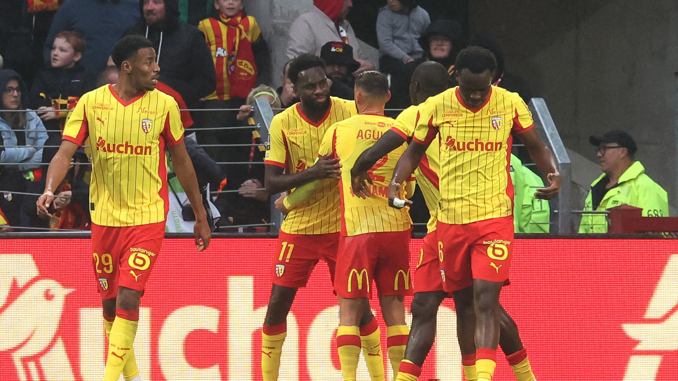 Ligue 1 - Lens vient à bout du Paris FC (2-1) avec deux passes ...
