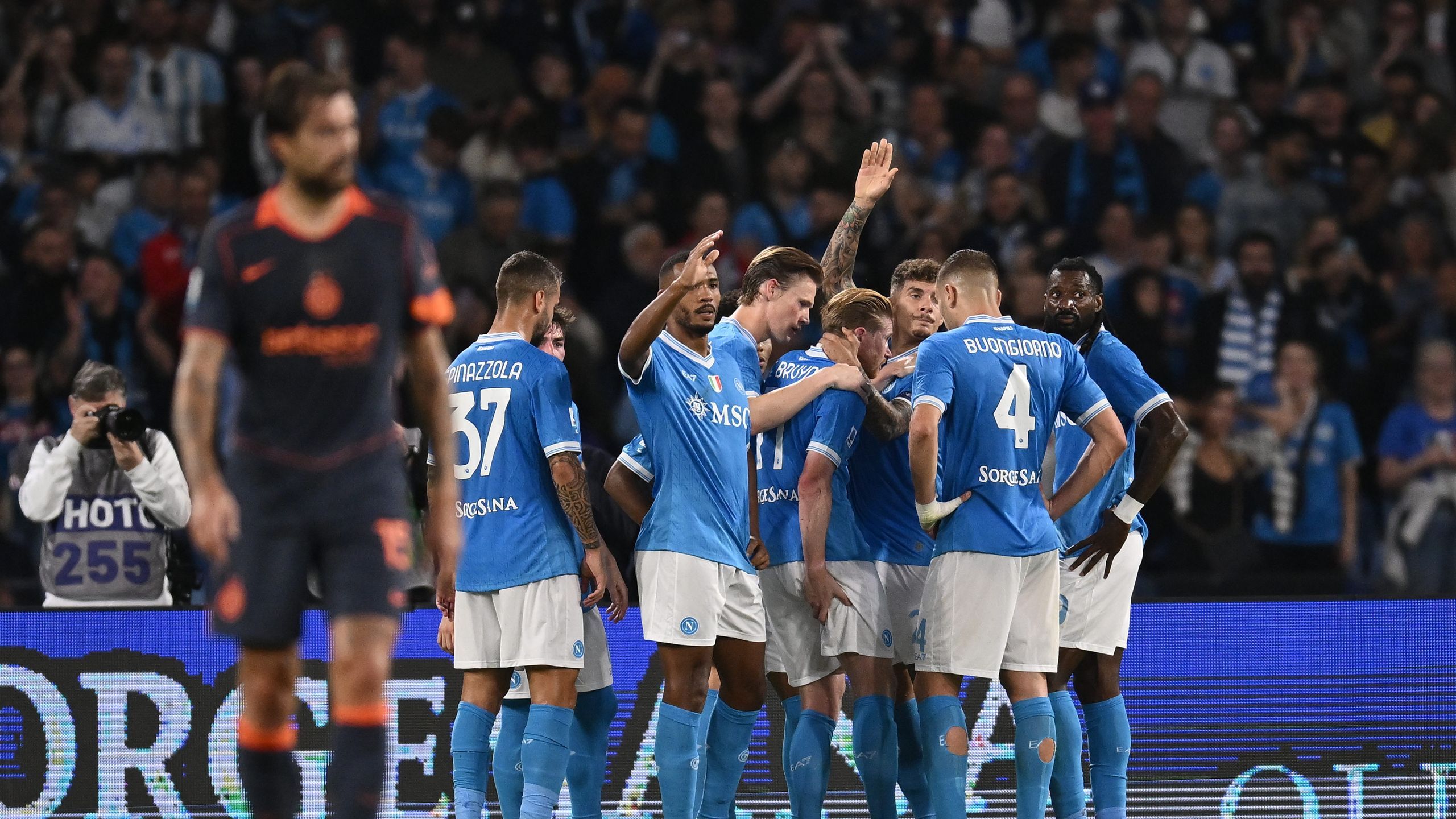 Il Napoli dimentica il PSV Eindhoven: 3-1 all'Inter targato Kevin De ...