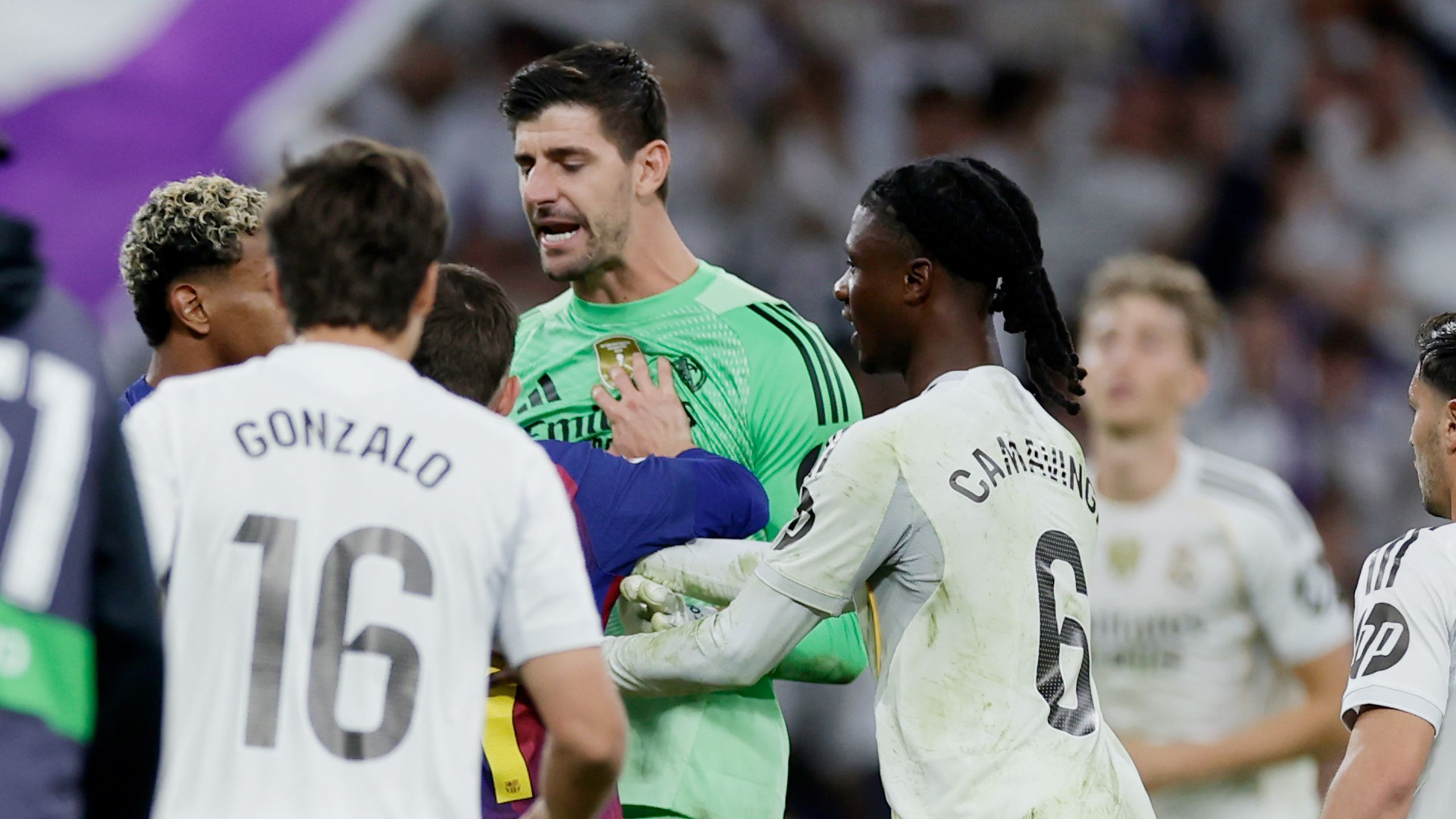 VÍDEO | Bronca monumental en el Clásico: Gestos de Carvajal y Vinícius ...