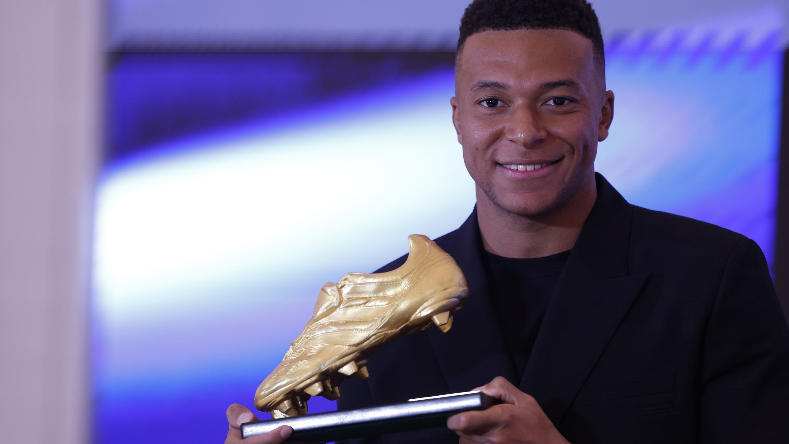 La Liga | Kylian Mbappé reçoit son premier Soulier d'Or européen et ...