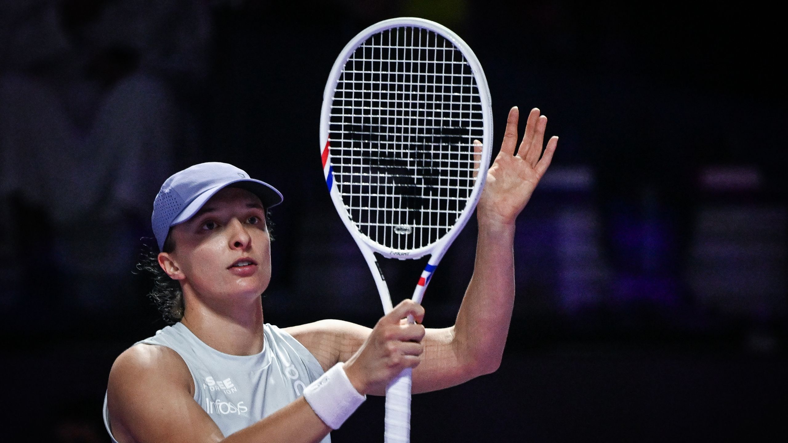 Iga Swiatek wint overtuigend bij de WTA Finals in Riyadh – Poolse gunt ...