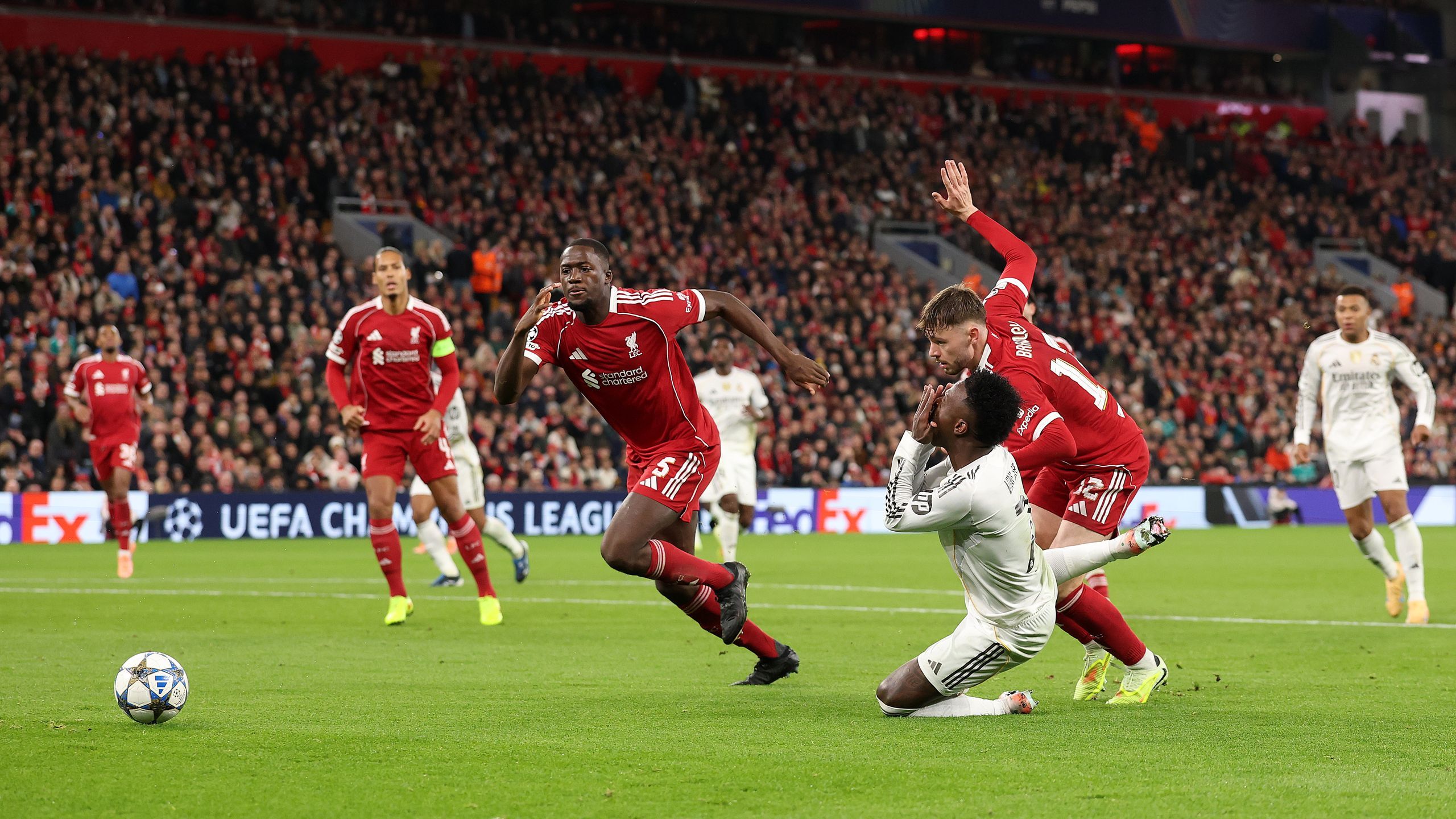 Vinicius a încercat să îl păcălească pe Istvan Kovacs! Neil Warnock ...