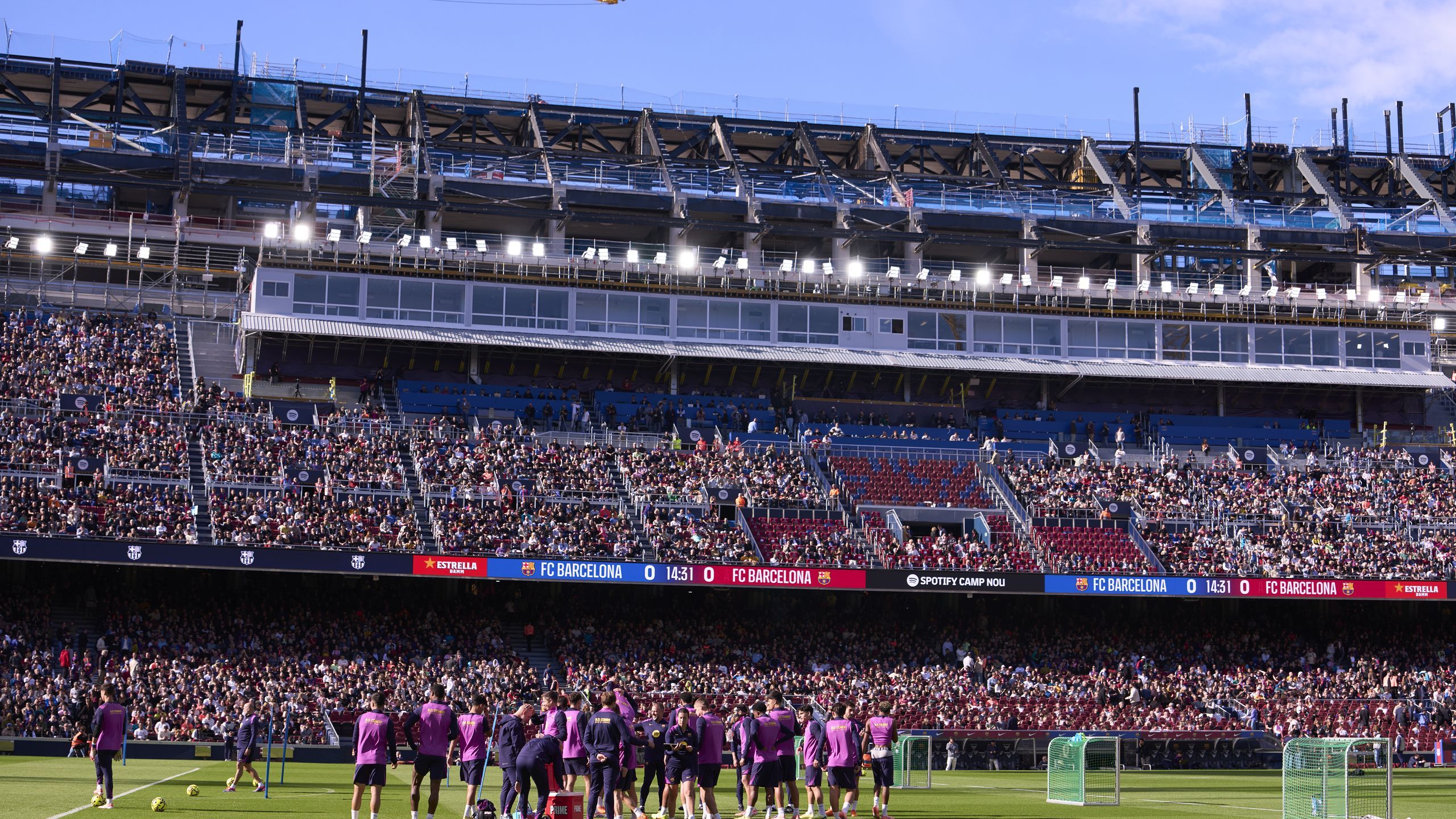 FC Barcelona keert voor bijna 22.000 enthousiaste fans terug in ...