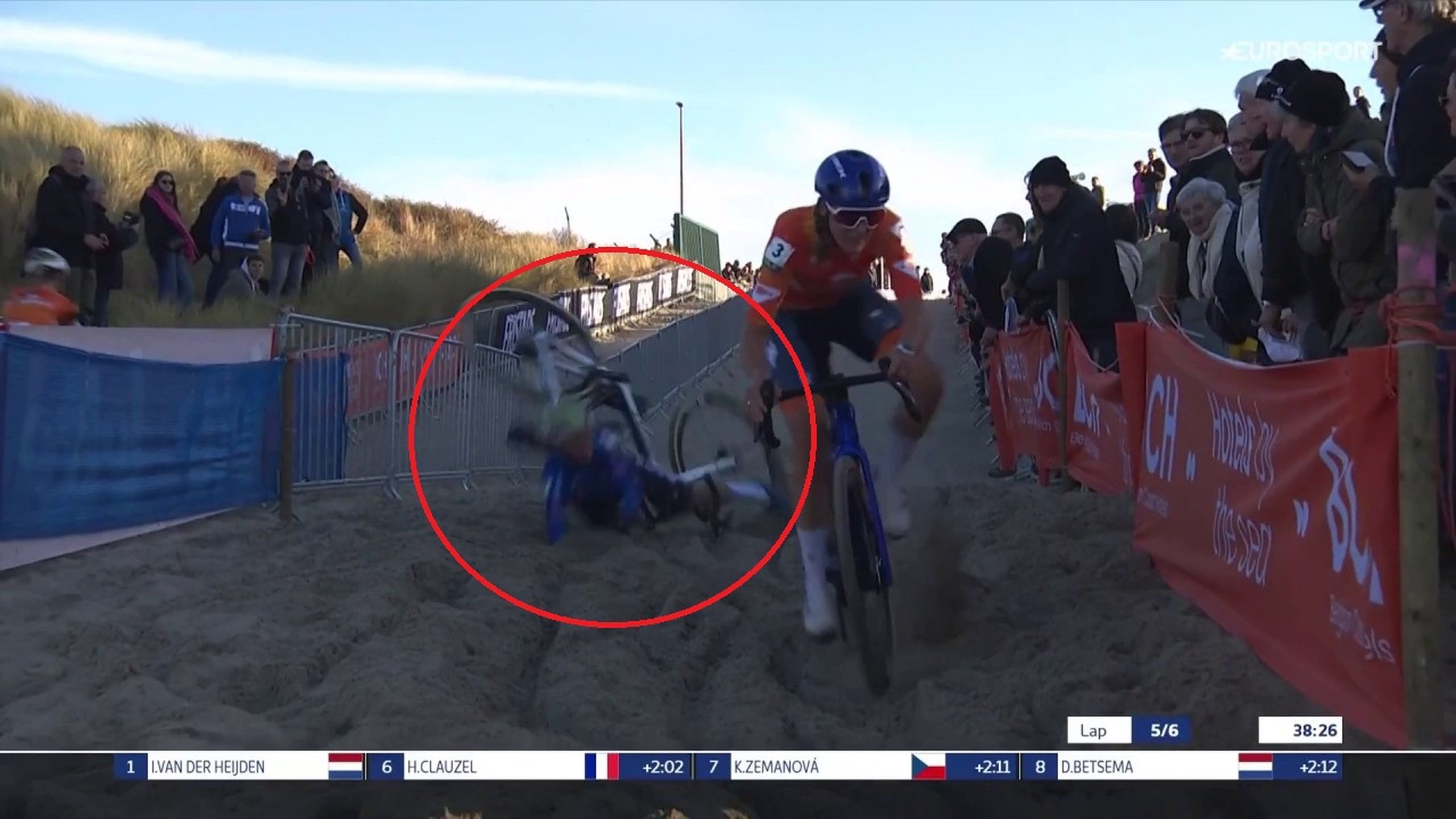 Sara Casasola dice addio al podio! Si ribalta sulla sabbia al penultimo giro: Lucinda Brand e ...