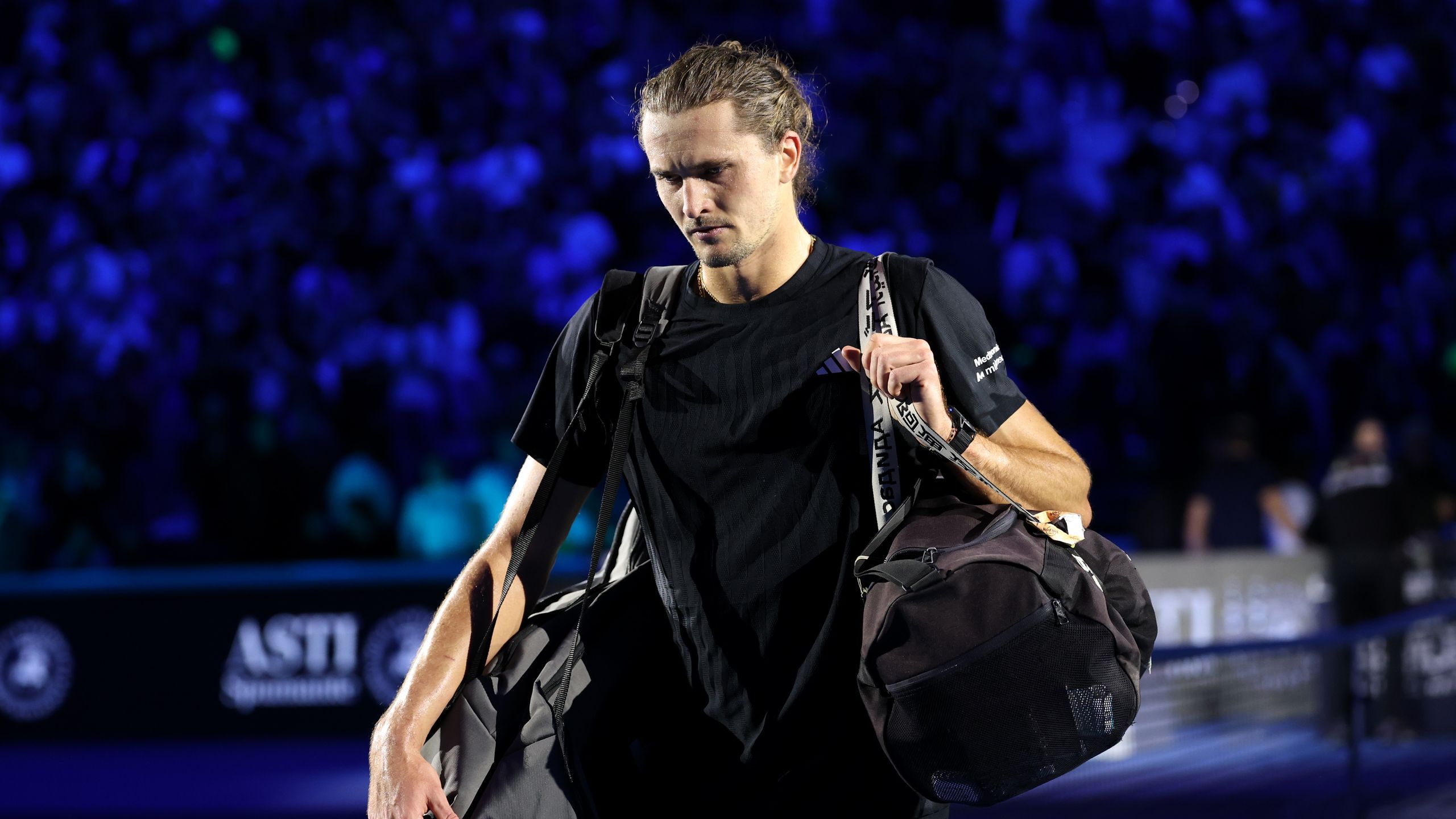 Alexander Zverev tritt nach seinem bitteren Aus bei den ATP Finals im ...