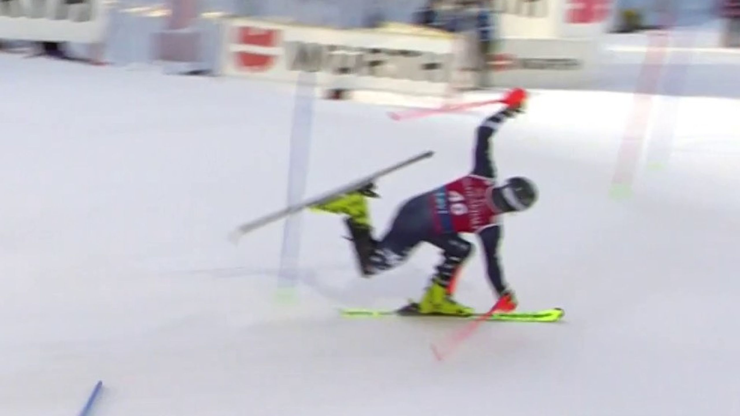 Luke Winters verhindert beim Slalom in Levi erfolgreich einen Sturz ...